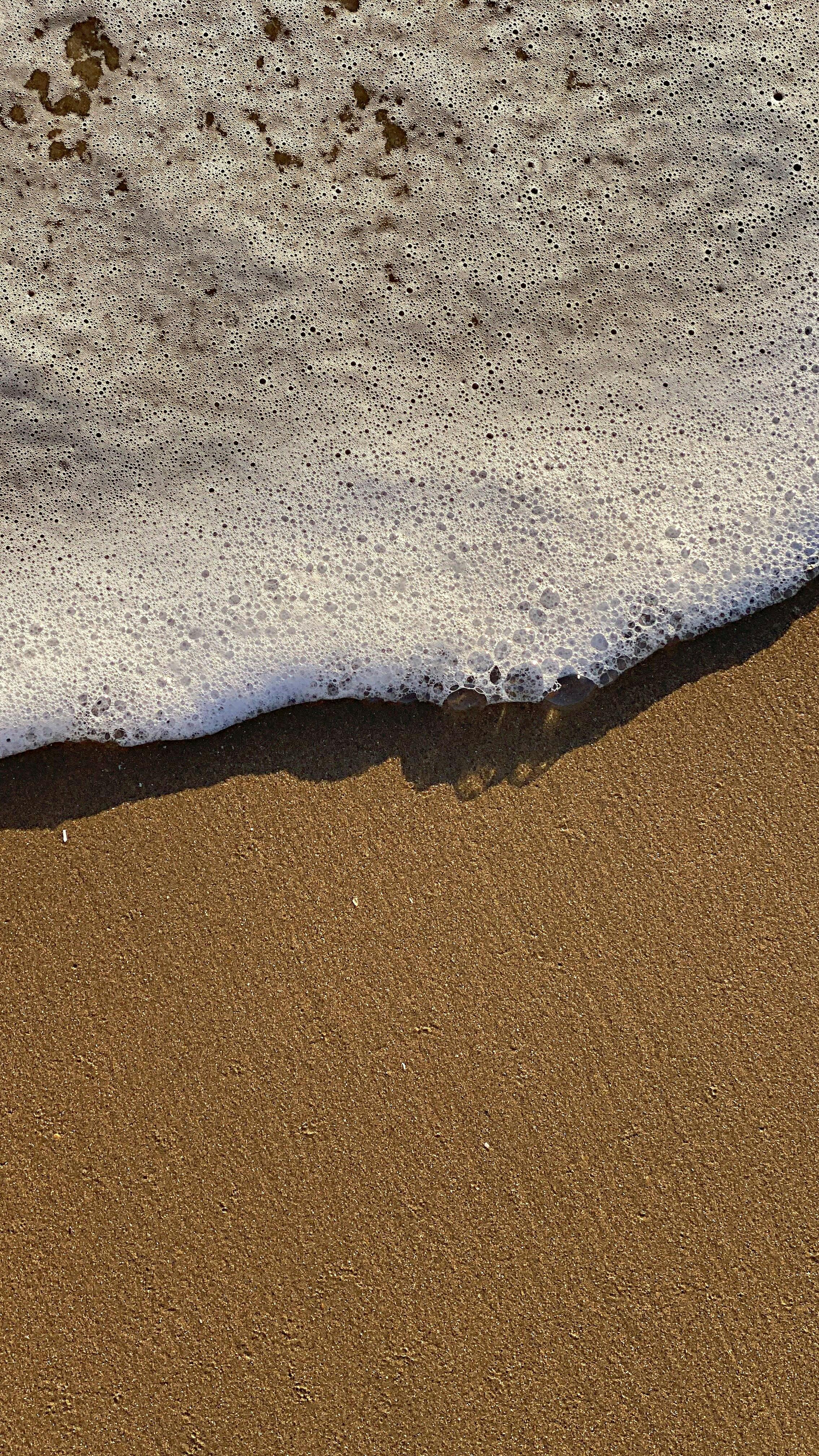 Close-up of Waves Washing Up the Beach · Free Stock Photo