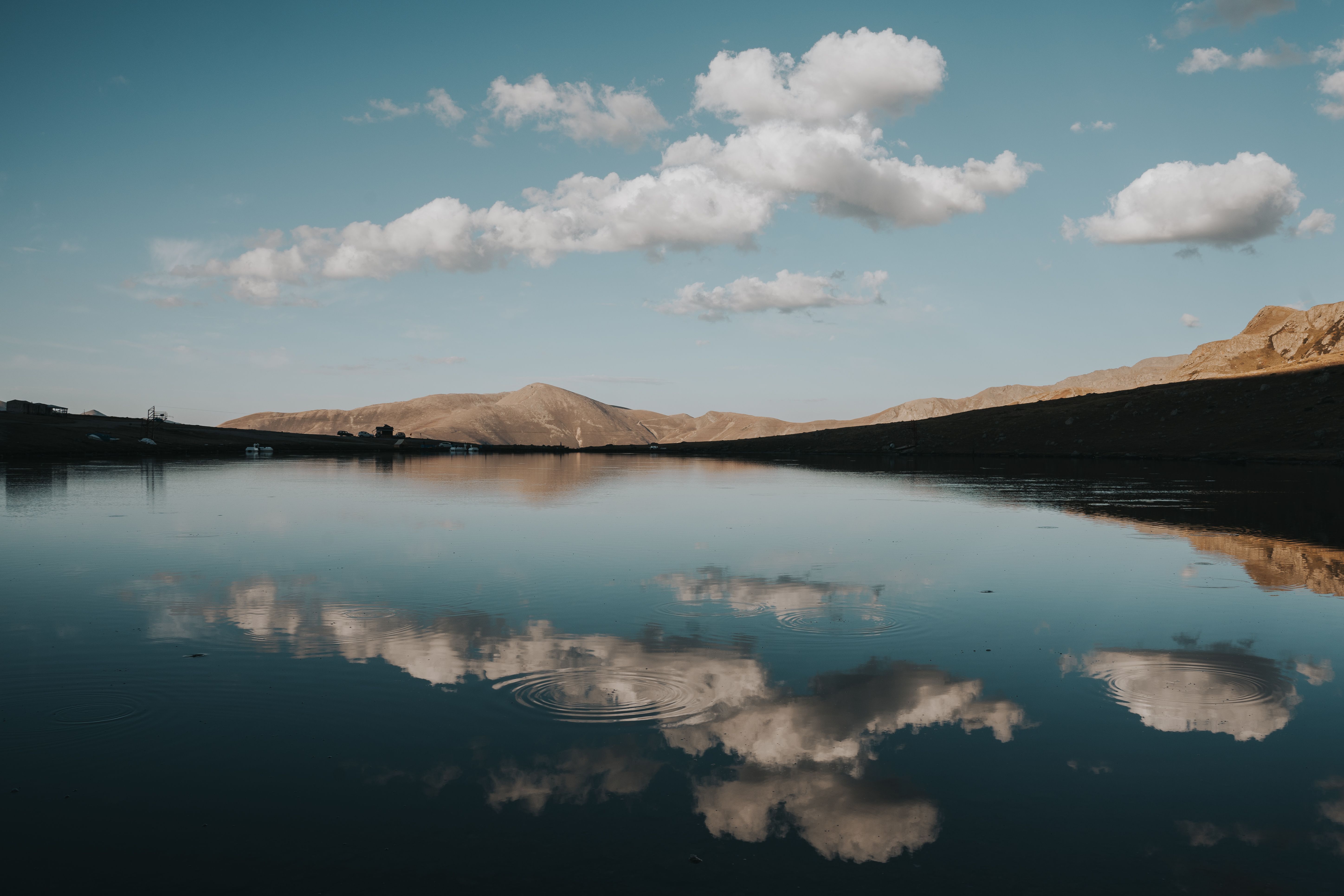 Reflection of Hill and Clouds in Pure Lake · Free Stock Photo