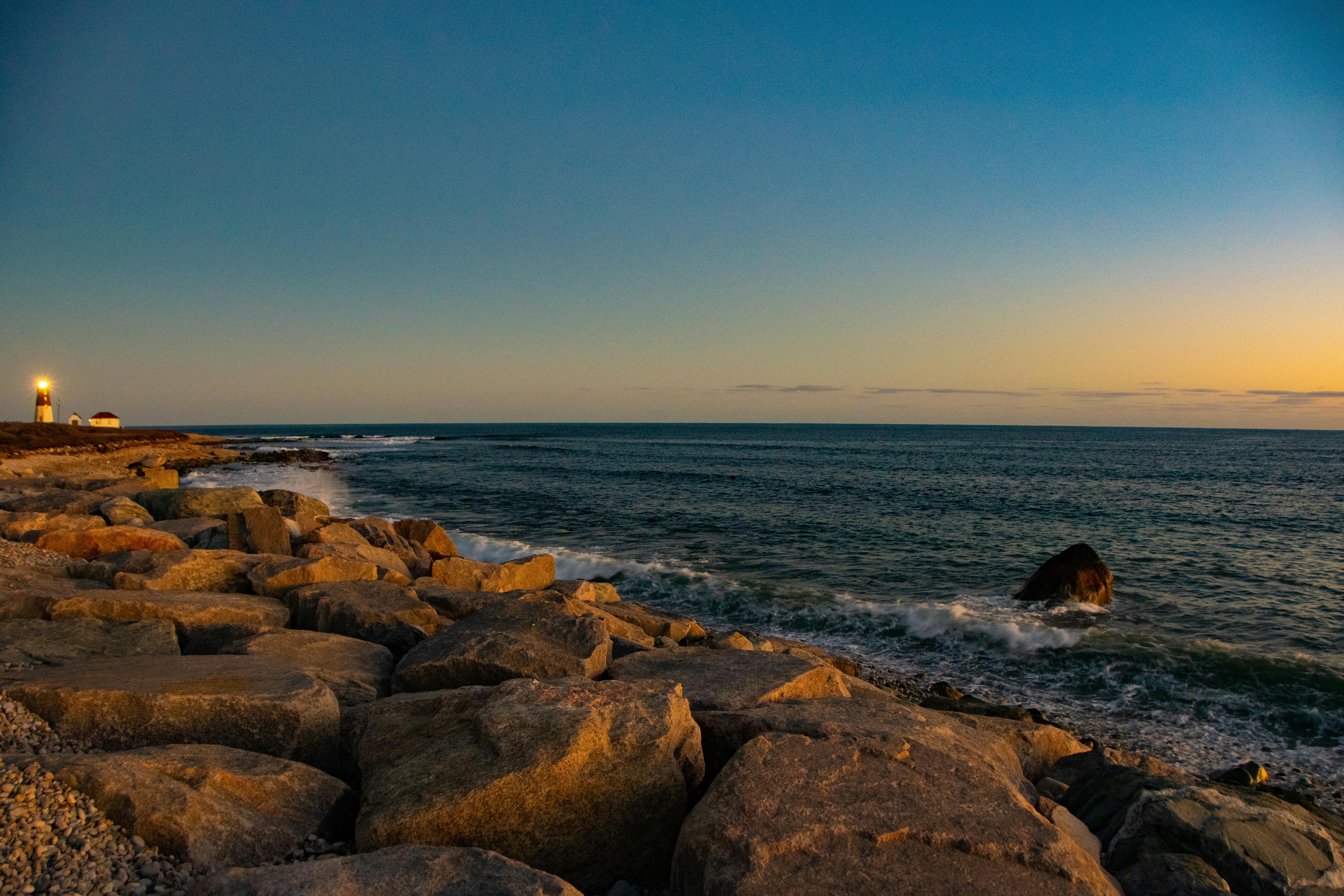 Rocky Ocean Shore in Rhode Island, USA · Free Stock Photo