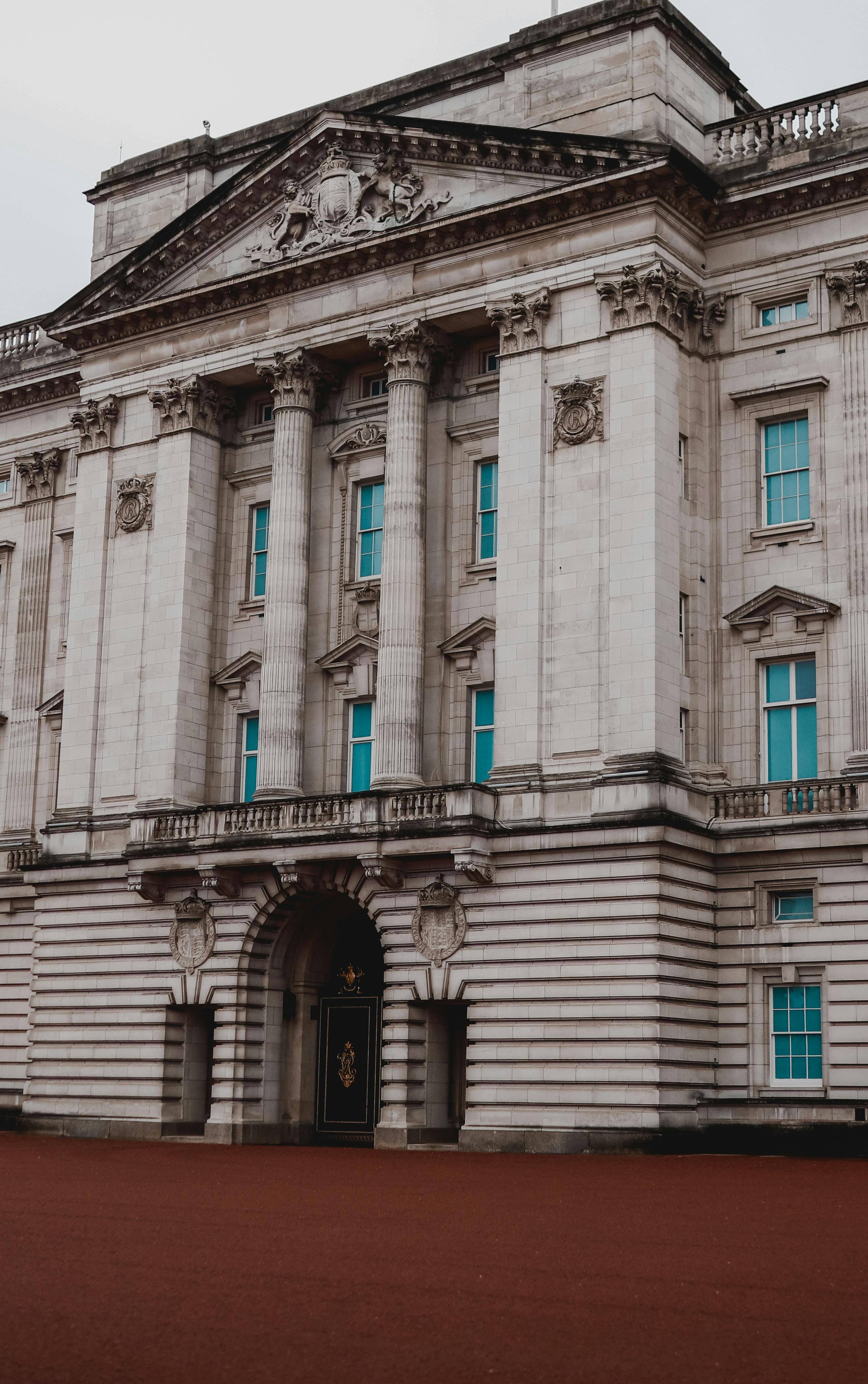 Entrance to Buckingham Palace in London · Free Stock Photo