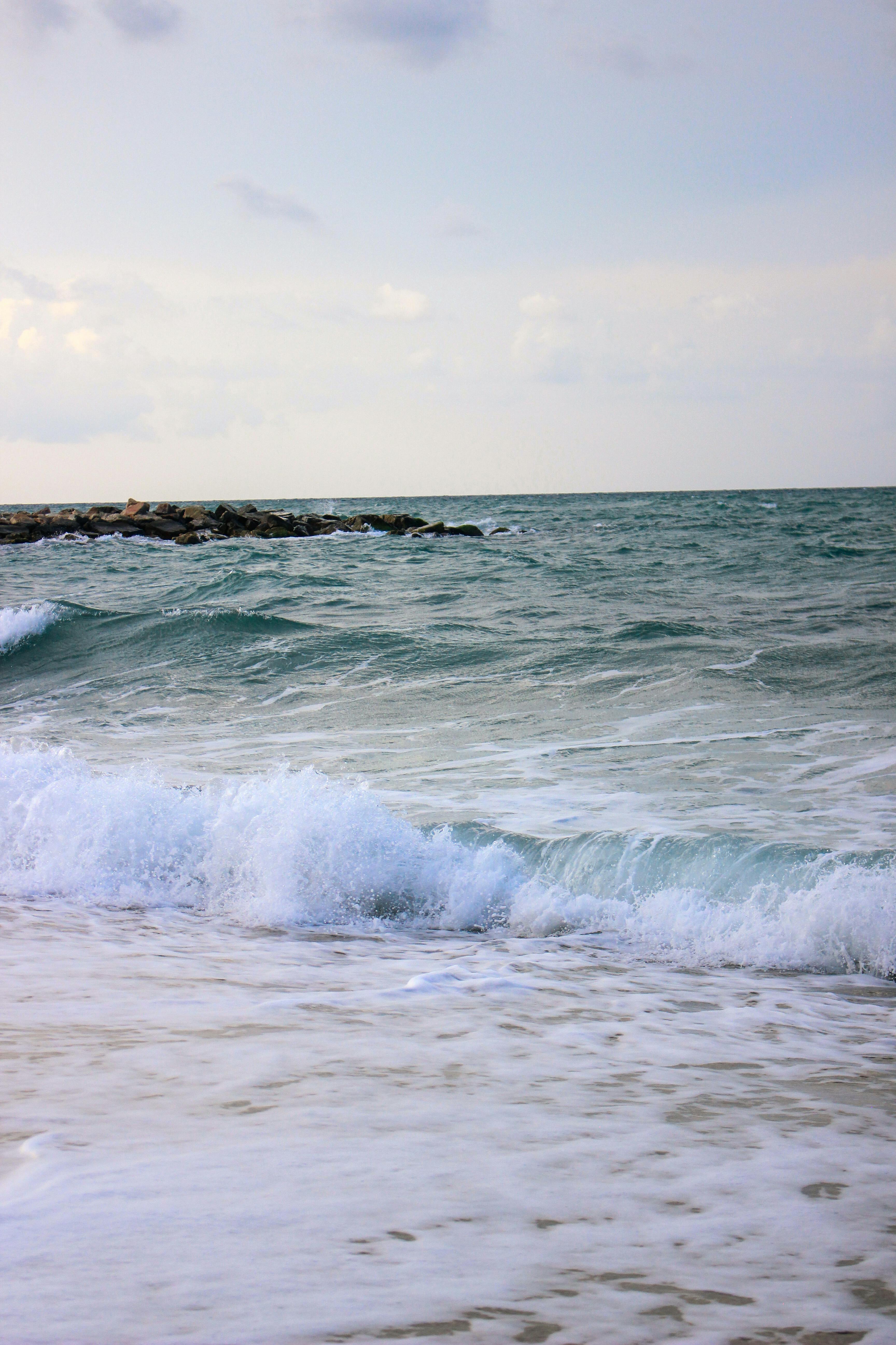 Waves by the Beach · Free Stock Photo