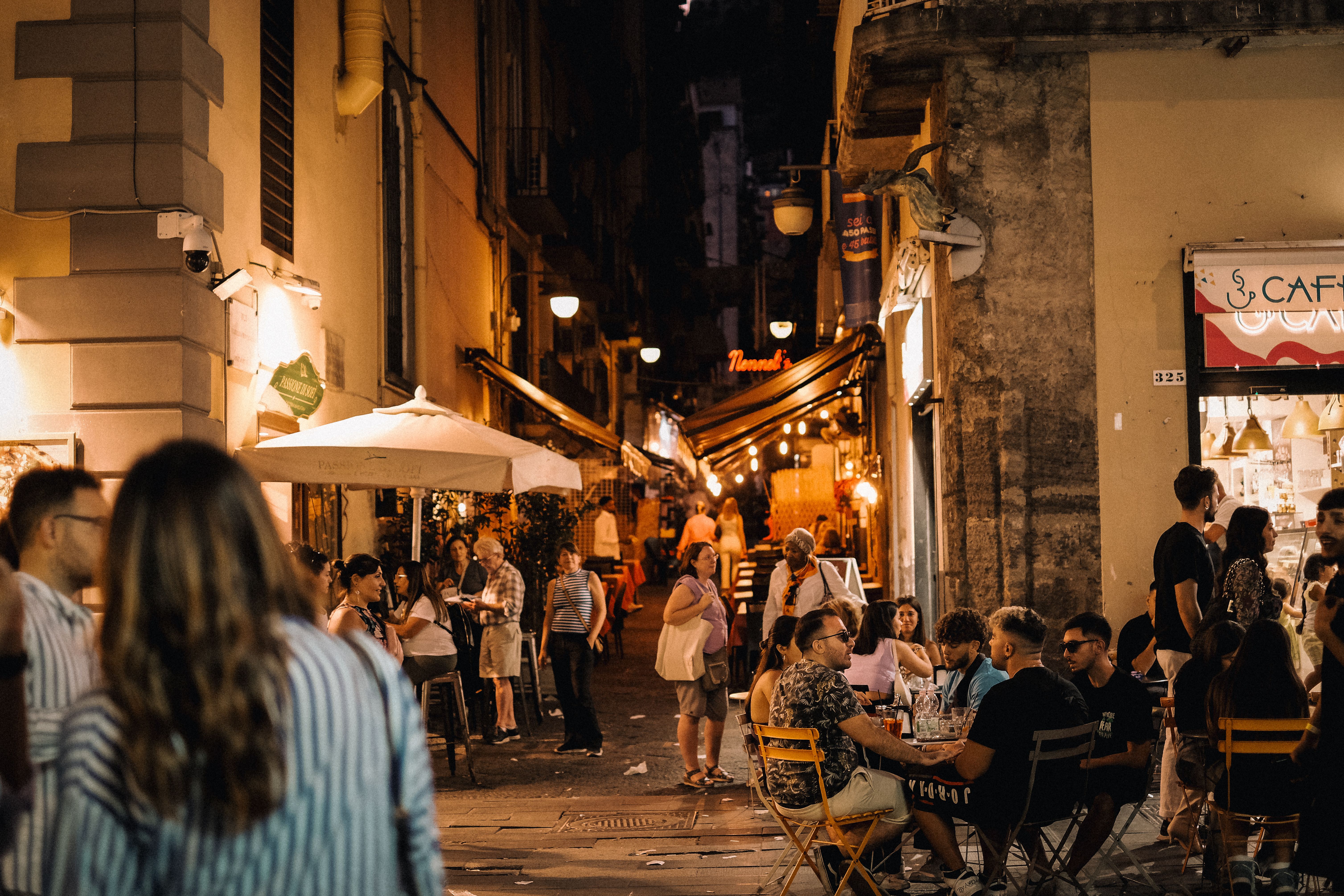 People in Restaurants on Street in Evening · Free Stock Photo