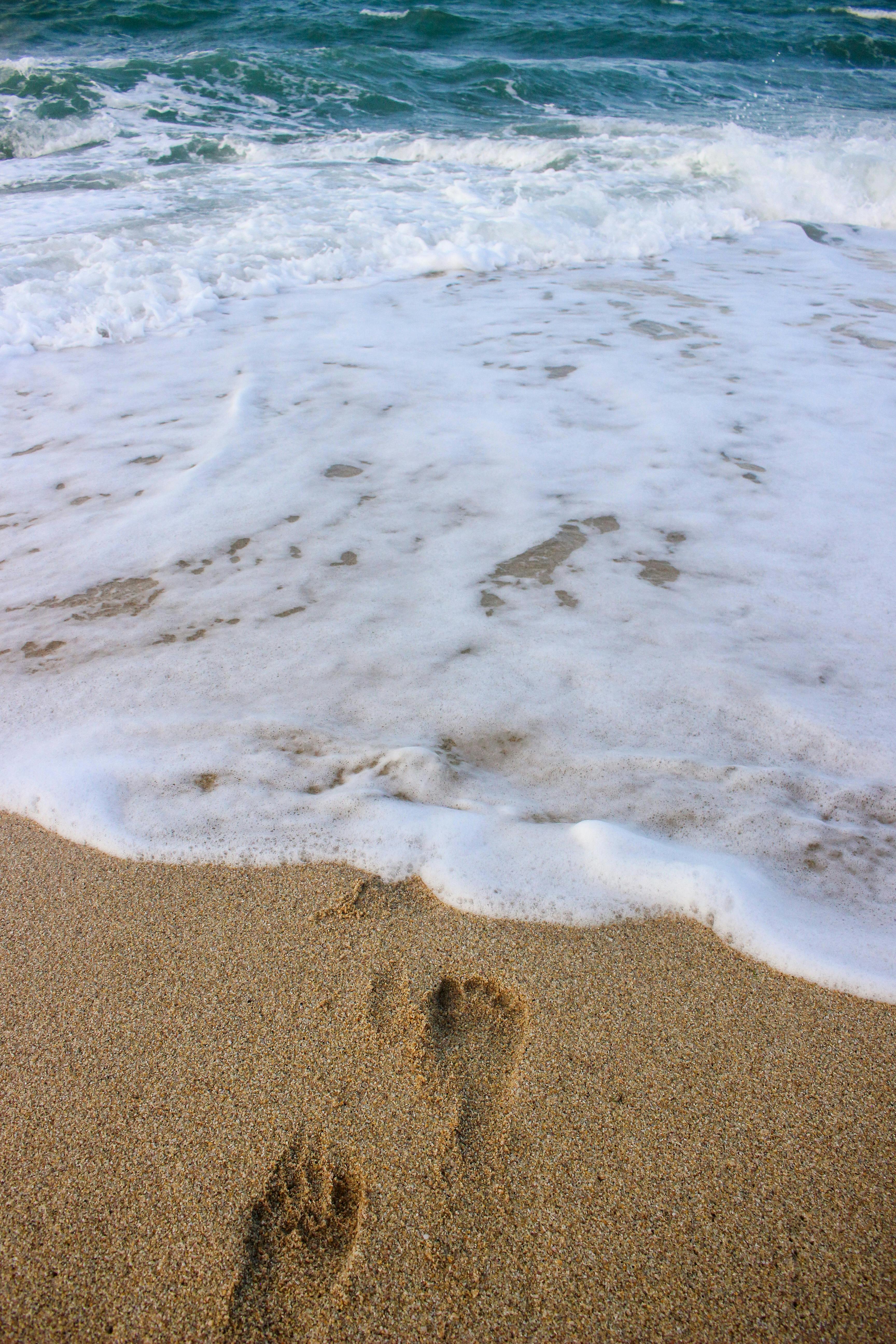 Persoon In Blue Denim Jeans Staande Op Bruin Zand · Gratis stockfoto