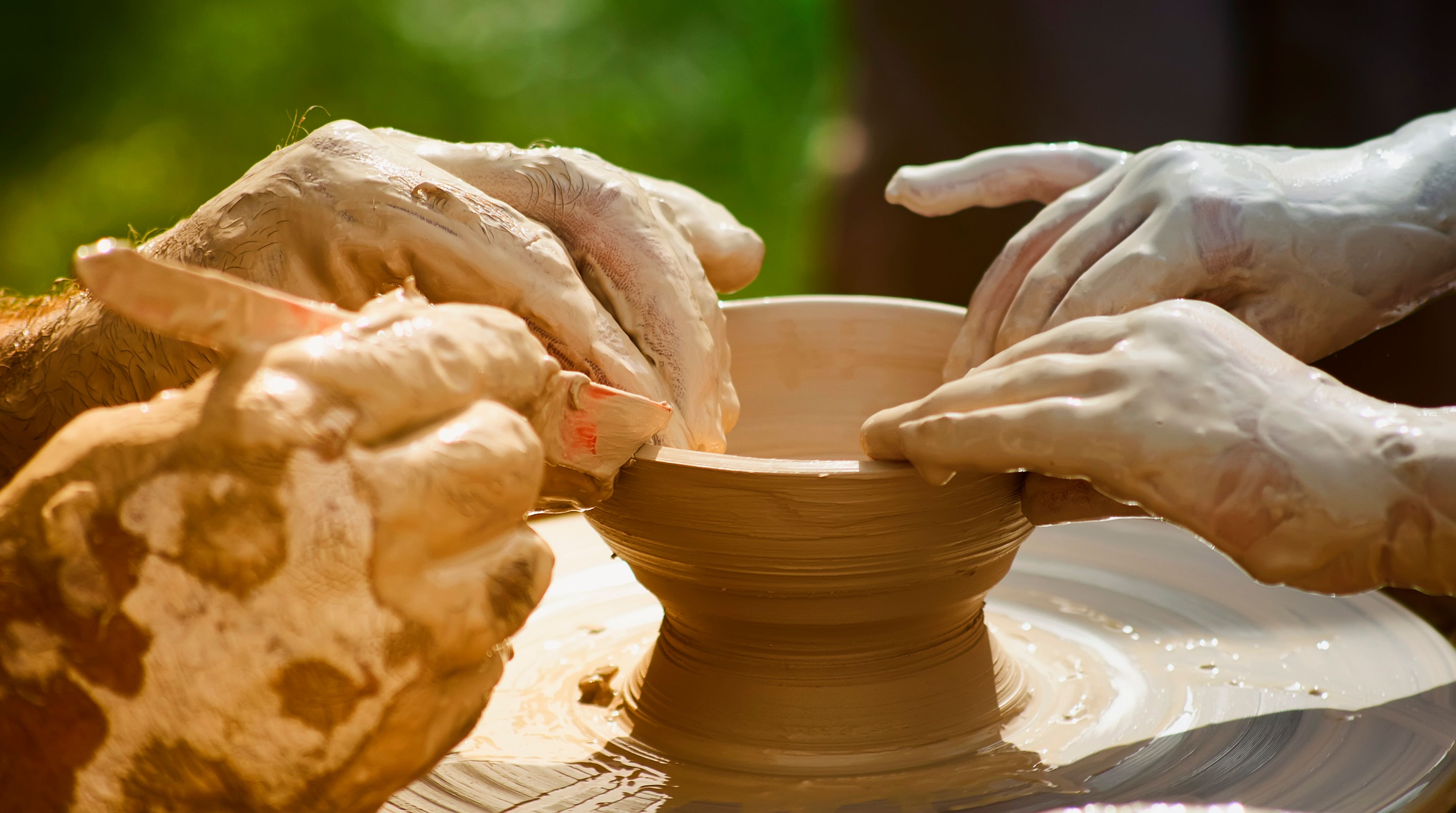 Persona Moldeando Una Olla De Barro · Foto de stock gratuita