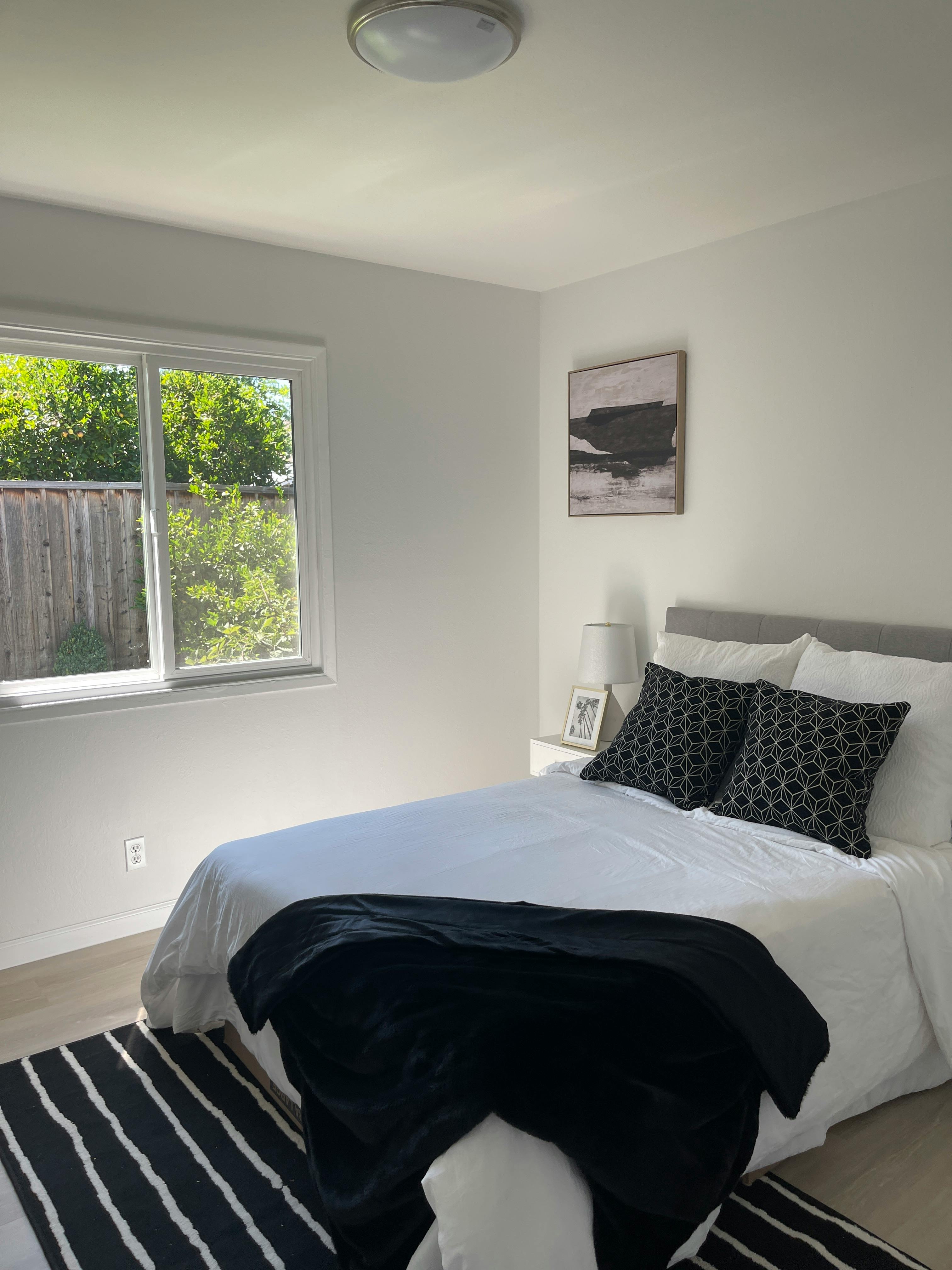 Bed in Bedroom · Free Stock Photo