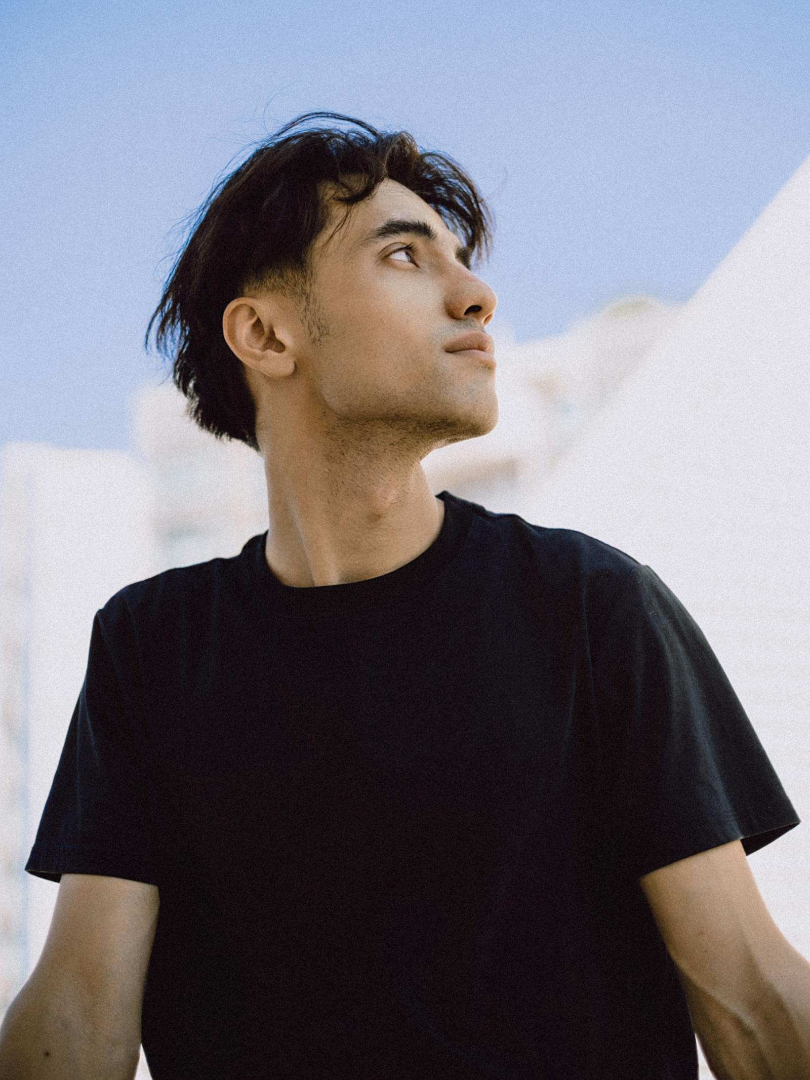 Man Wearing Tshirt Photos, Download The BEST Free Man Wearing Tshirt ...