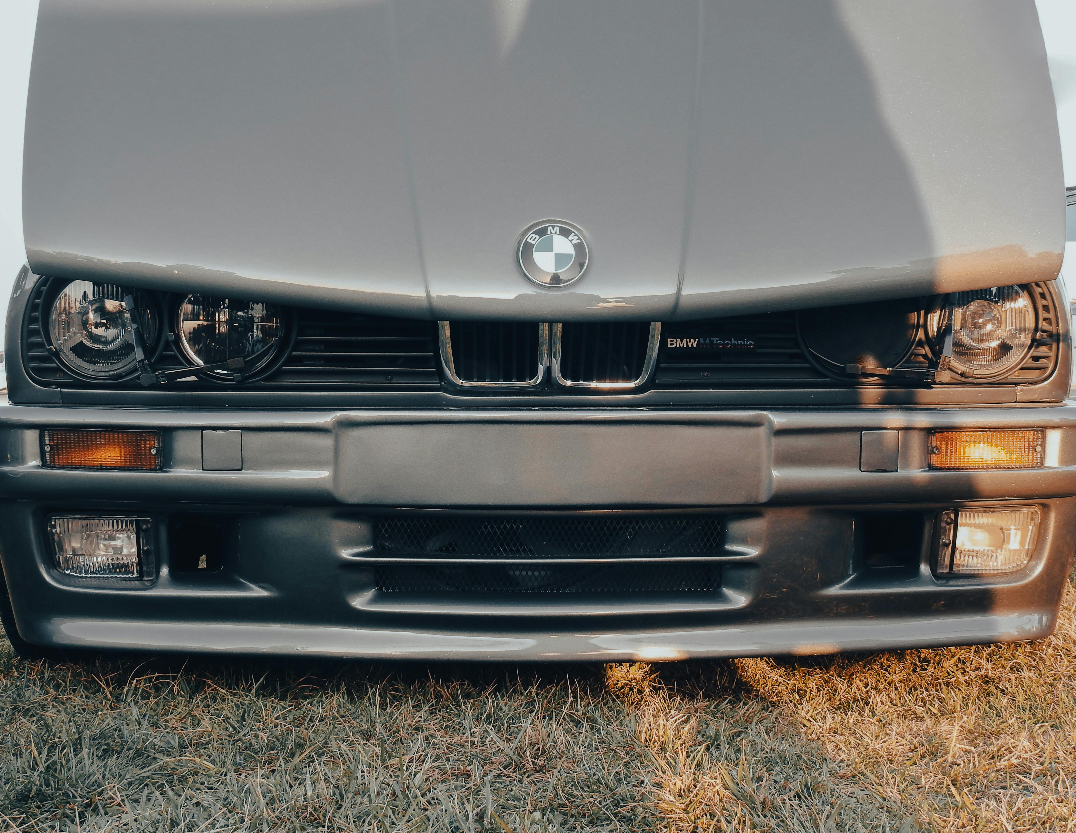 Close-up of the Front of a Gray BMW E30 · Free Stock Photo