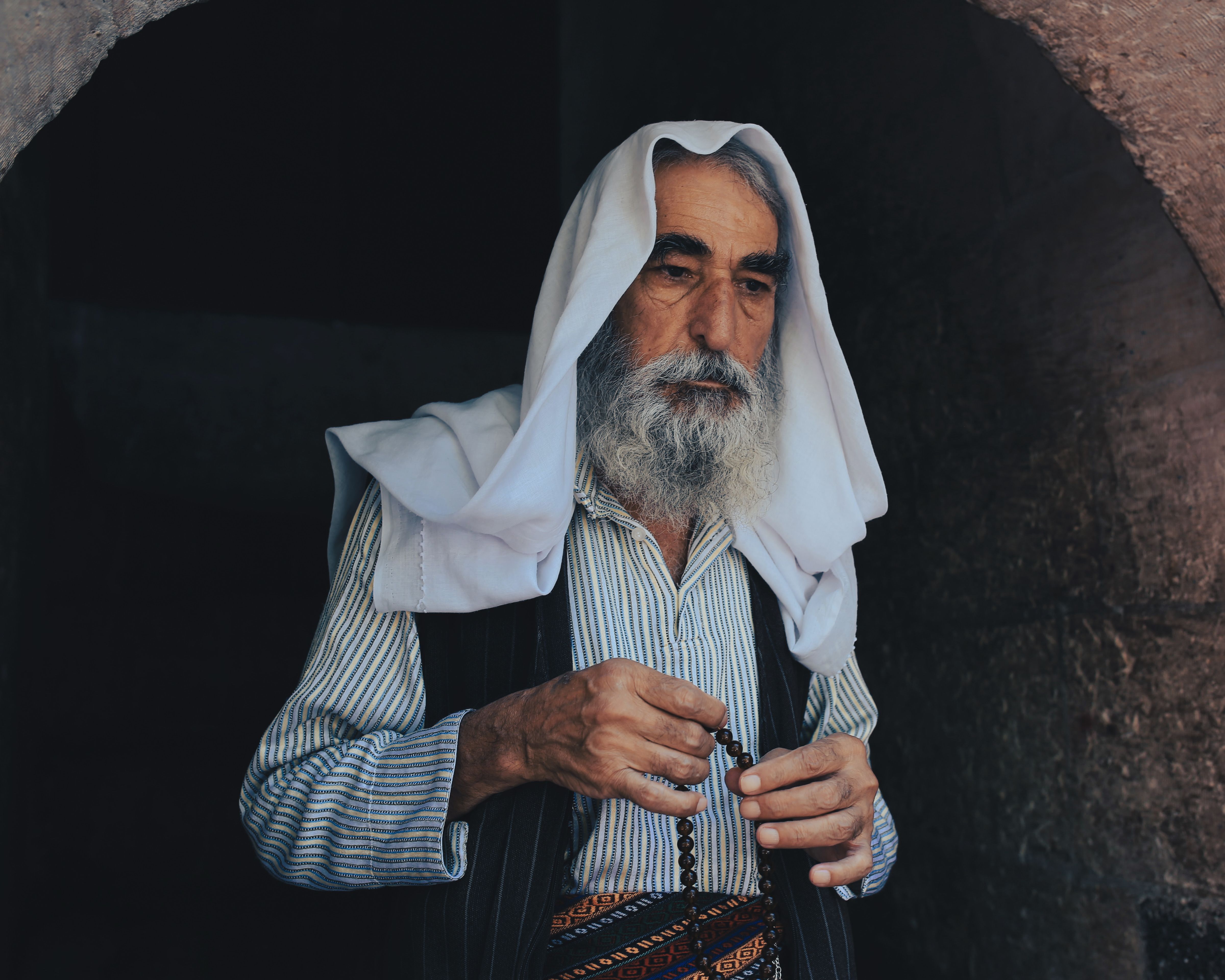 Old Man in Traditional Arabic Clothes with Rosary · Free Stock Photo