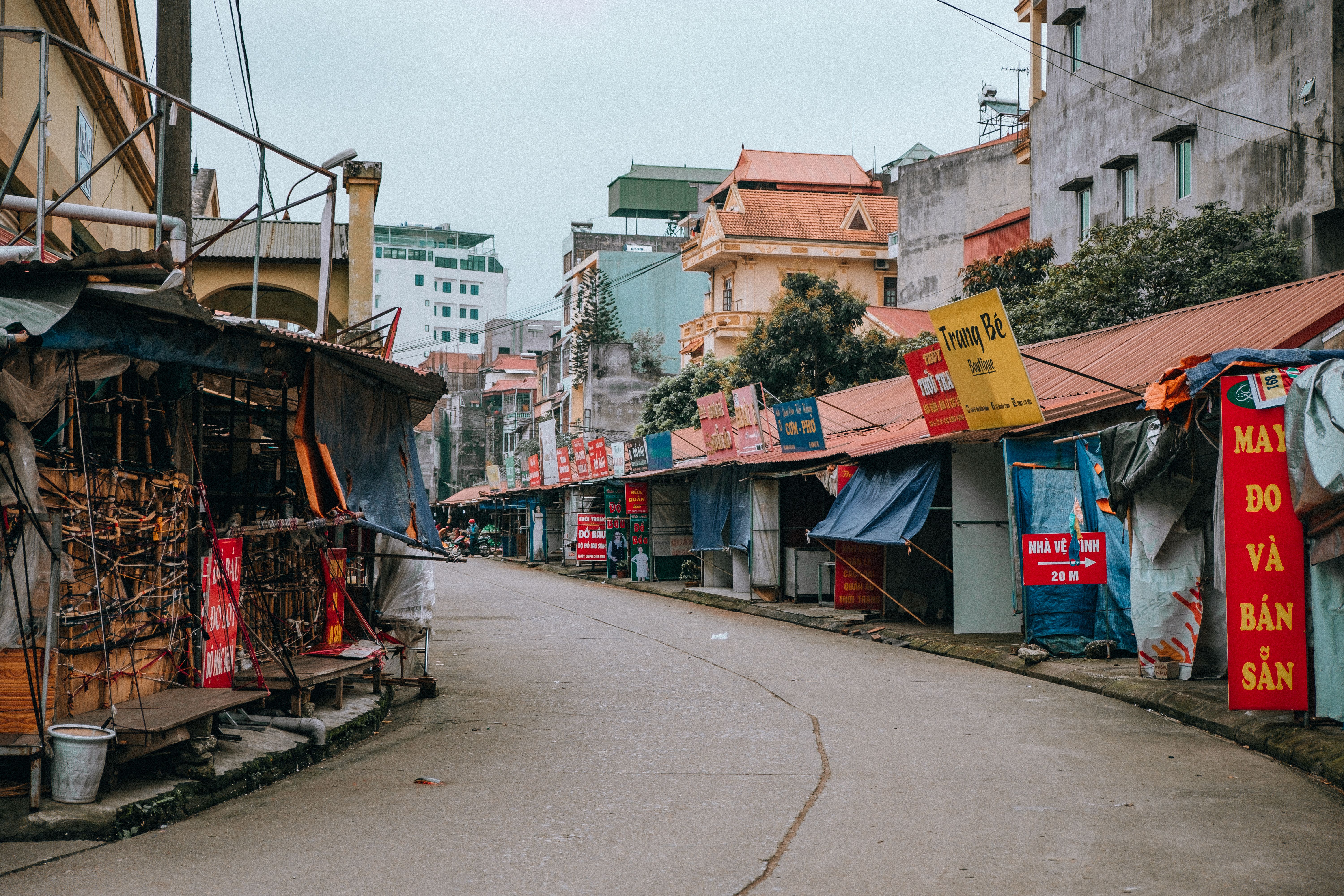 Asphalt Road and Empty Market Stalls in City · Free Stock Photo