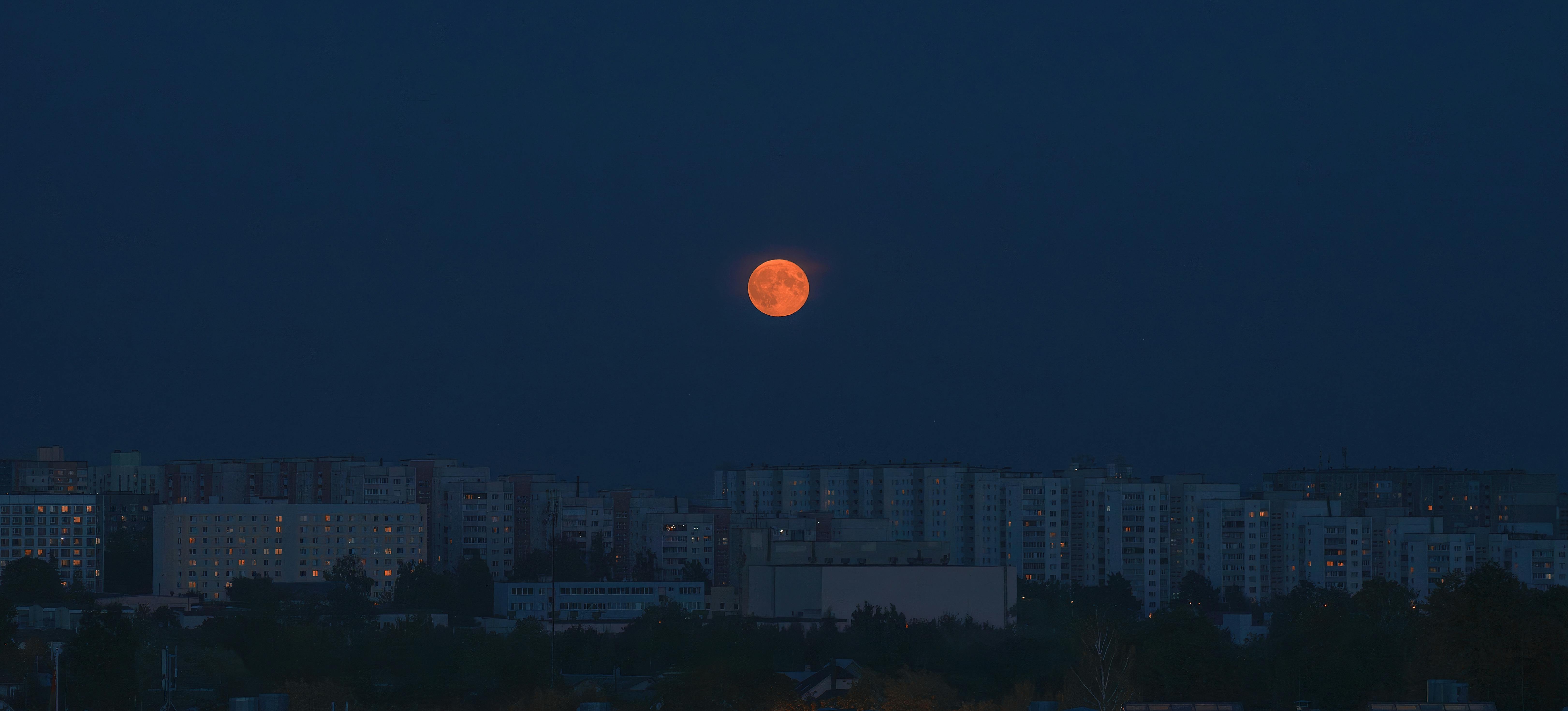 Red Full Moon Over the City · Free Stock Photo