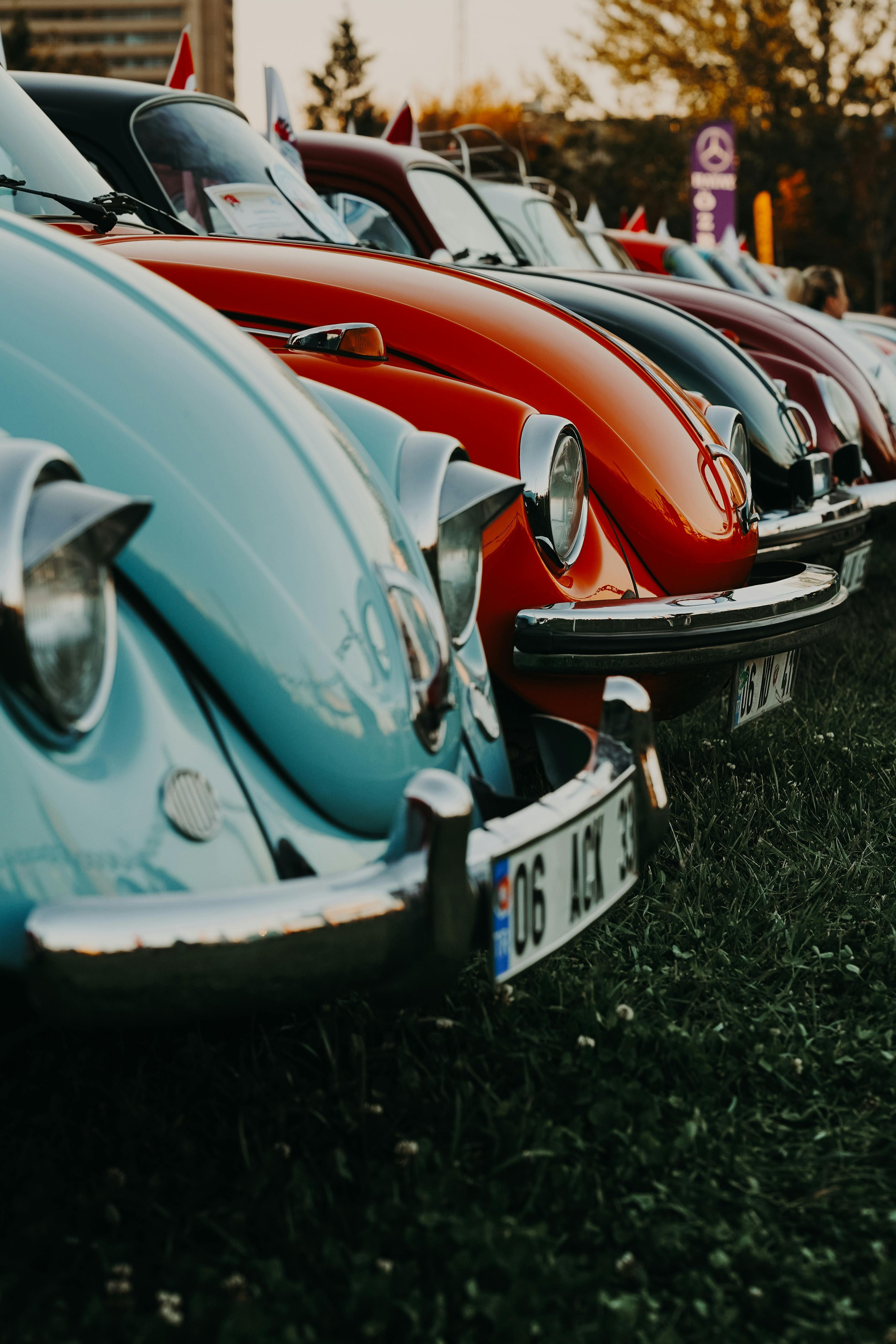 Row of Old Fashioned Cars · Free Stock Photo