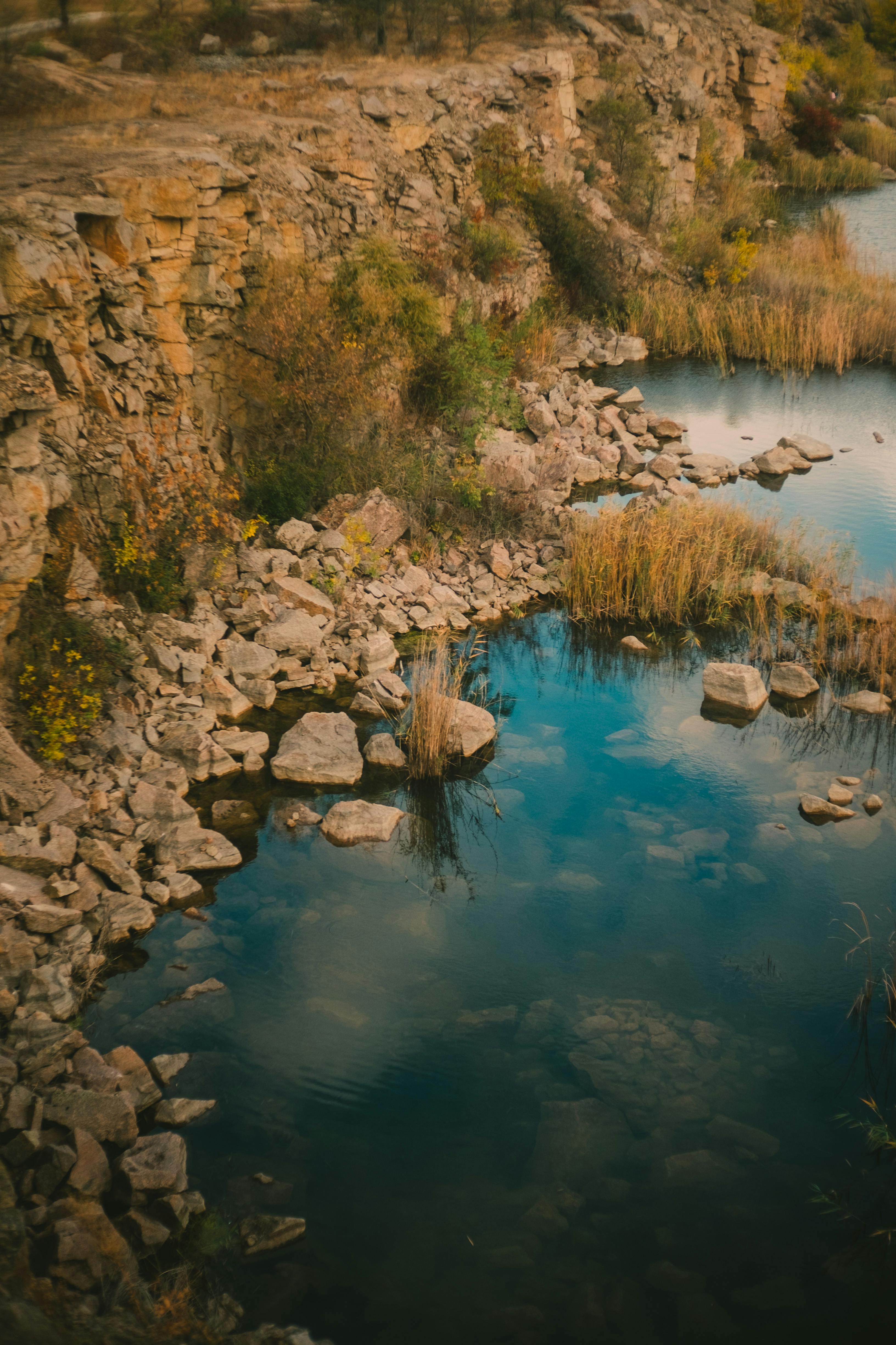 Cliffs over the Lake · Free Stock Photo