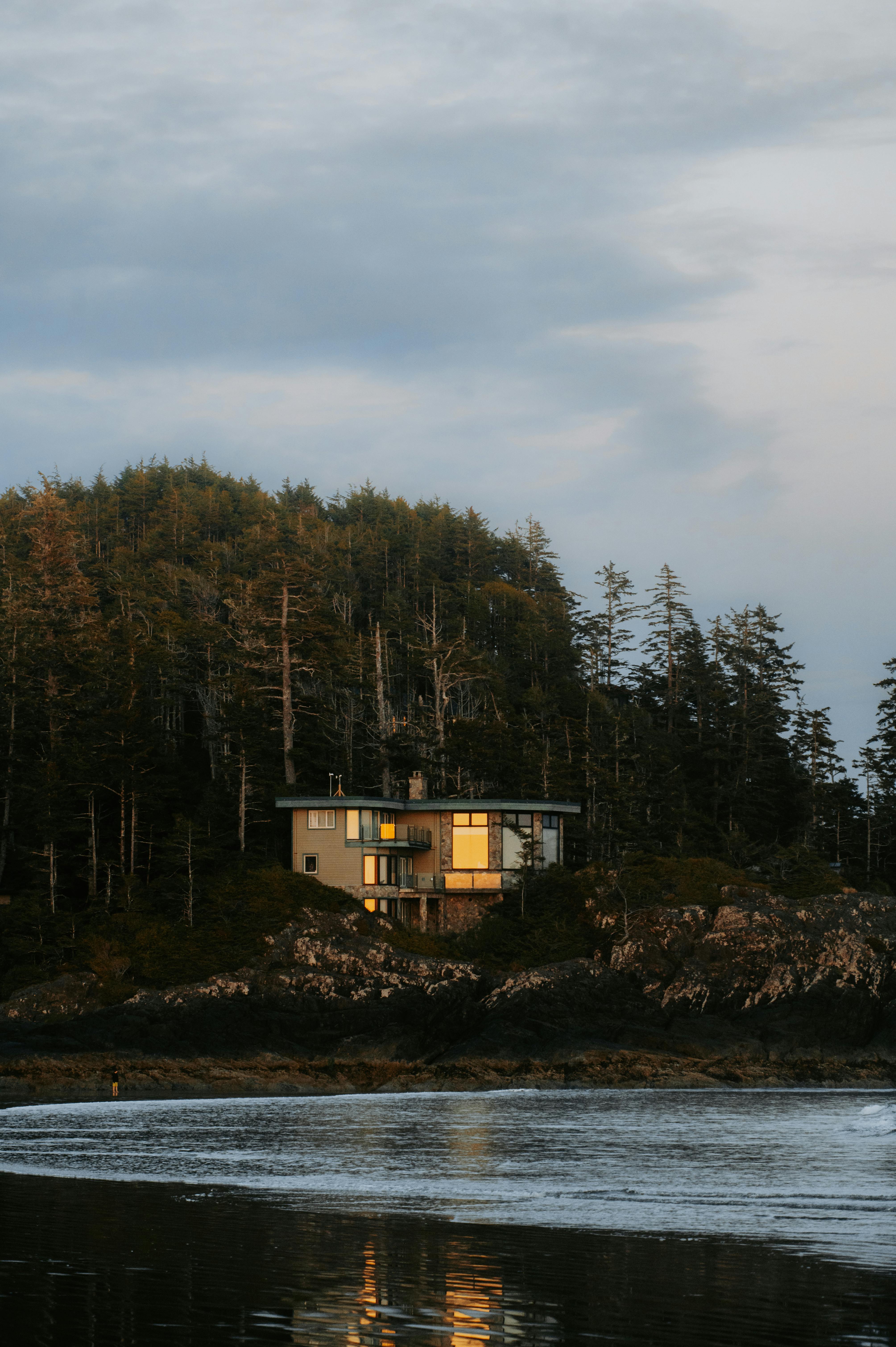 House Built on Rocks by Sea Shore · Free Stock Photo