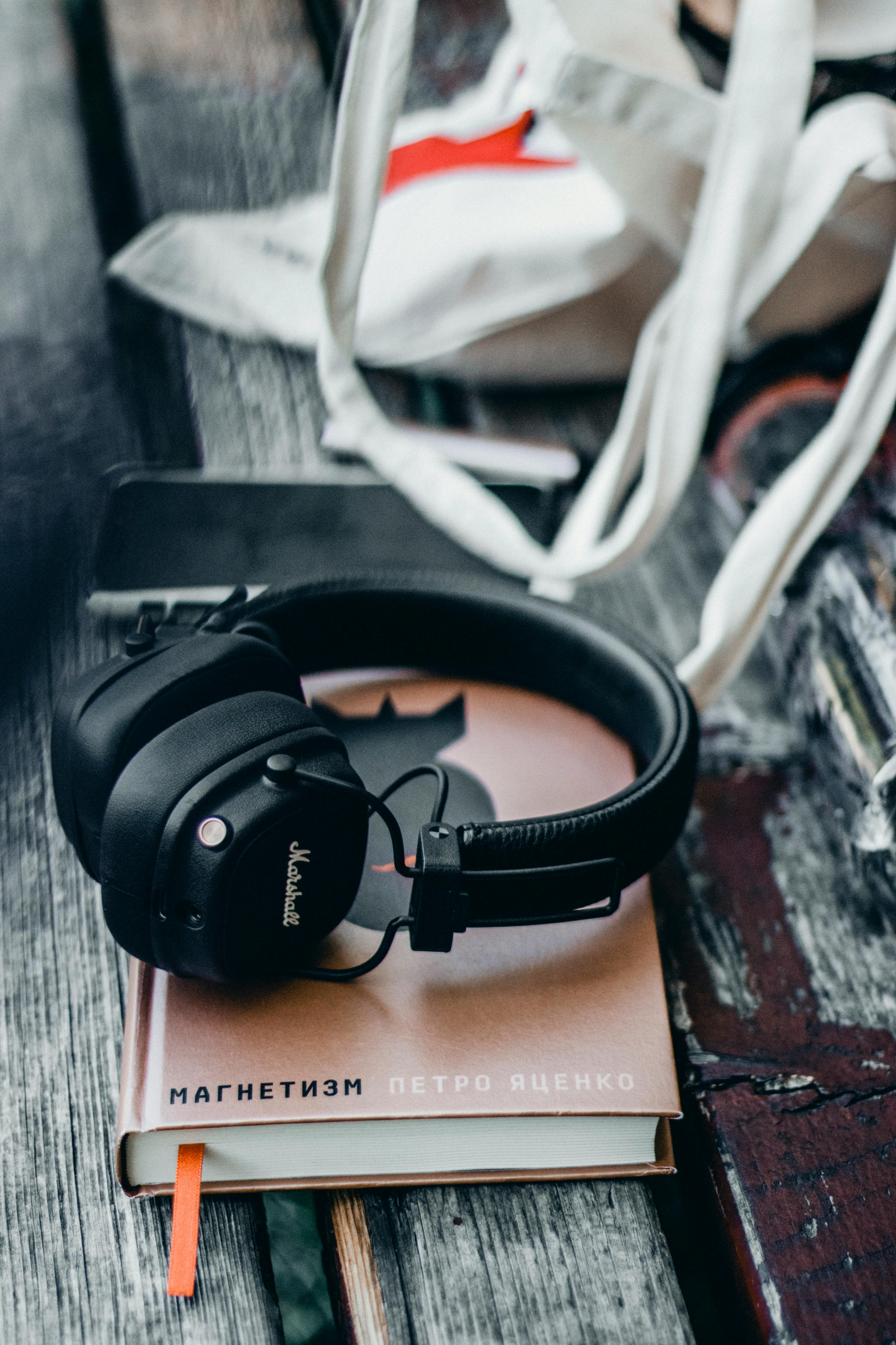 Close-up Photography of Headphones · Free Stock Photo