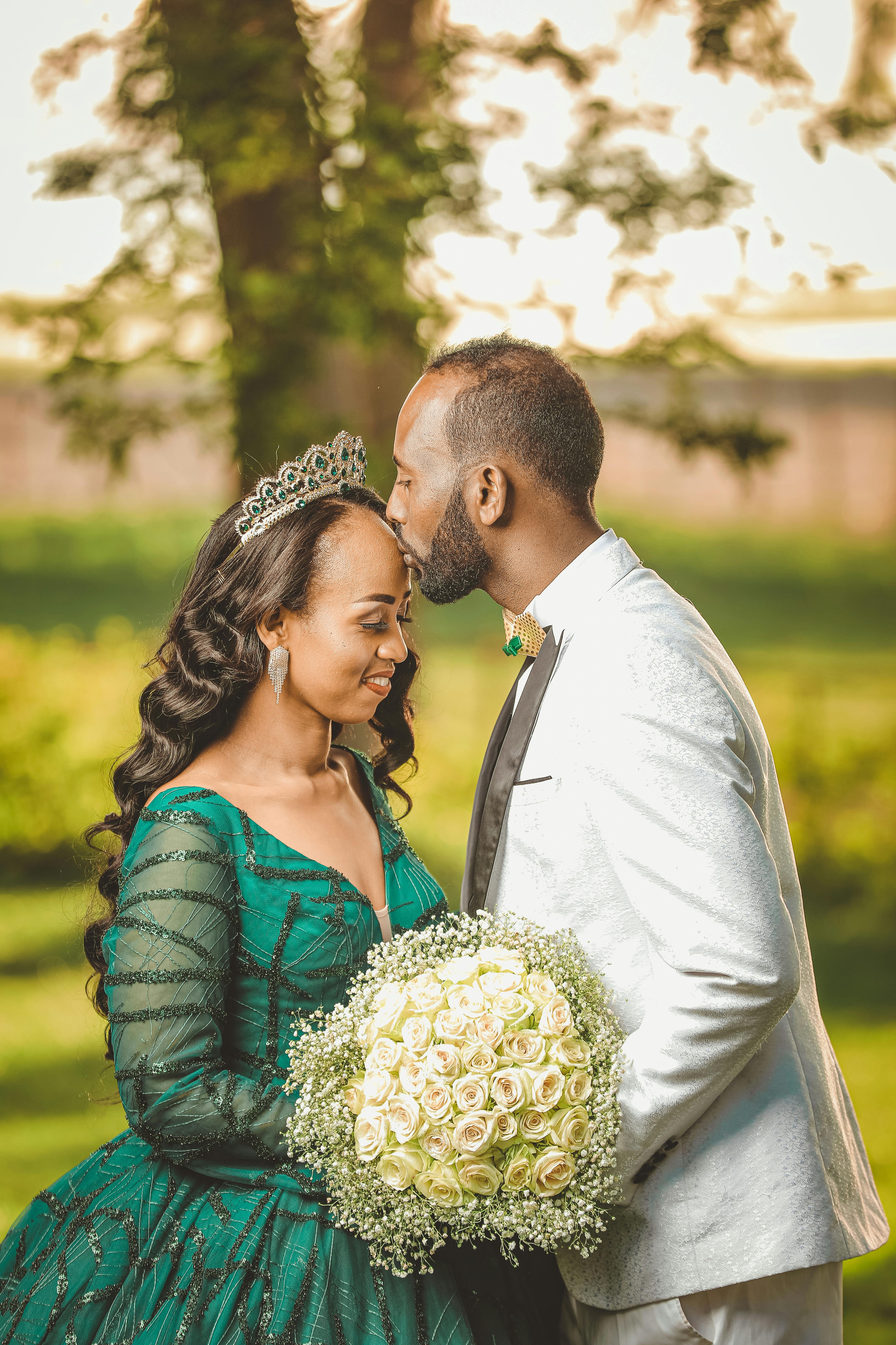 Foto de stock gratuita sobre besando, boda, cerca, chaqueta blanca ...