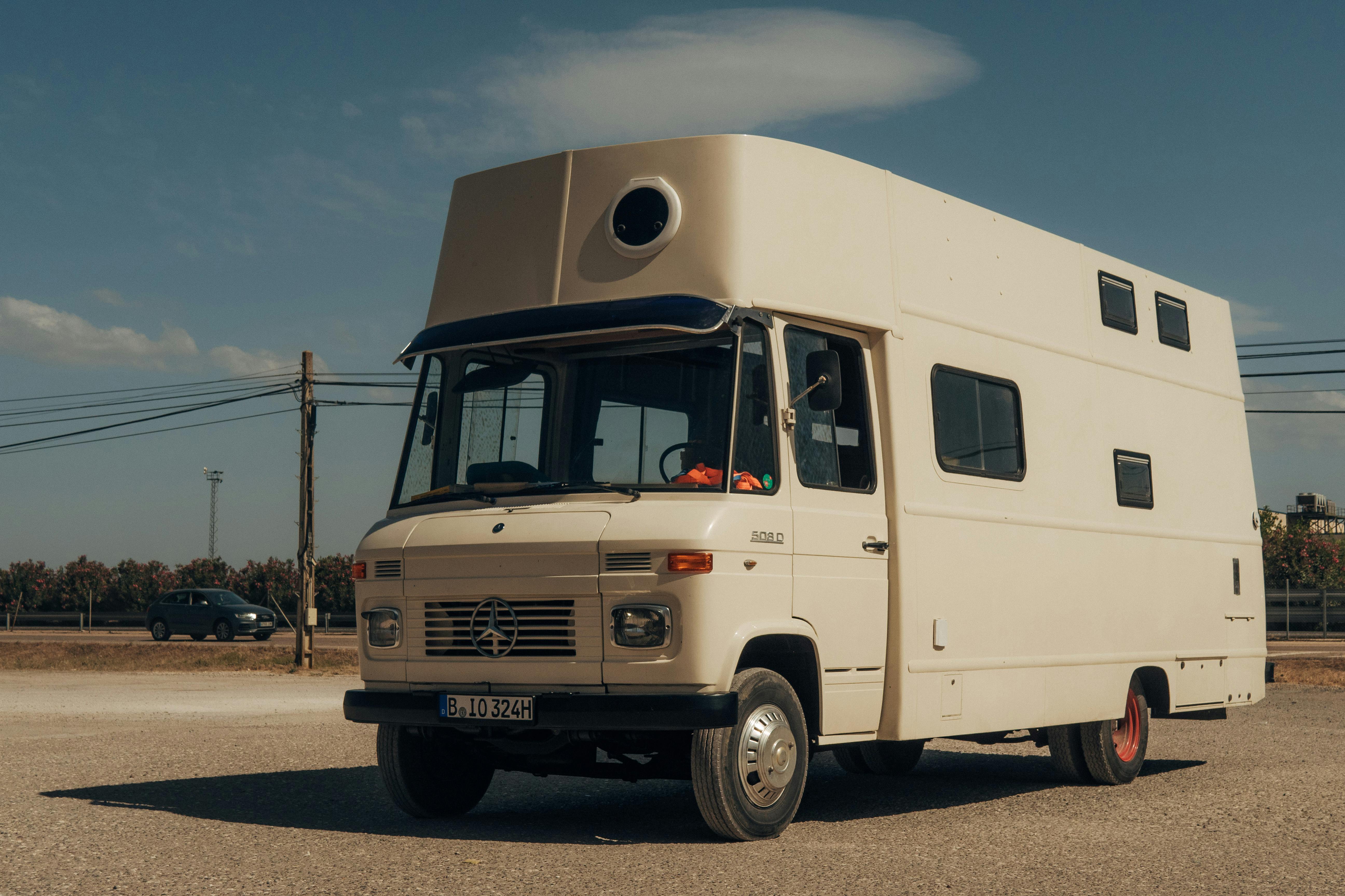 Vintage Mercedes Camper · Free Stock Photo