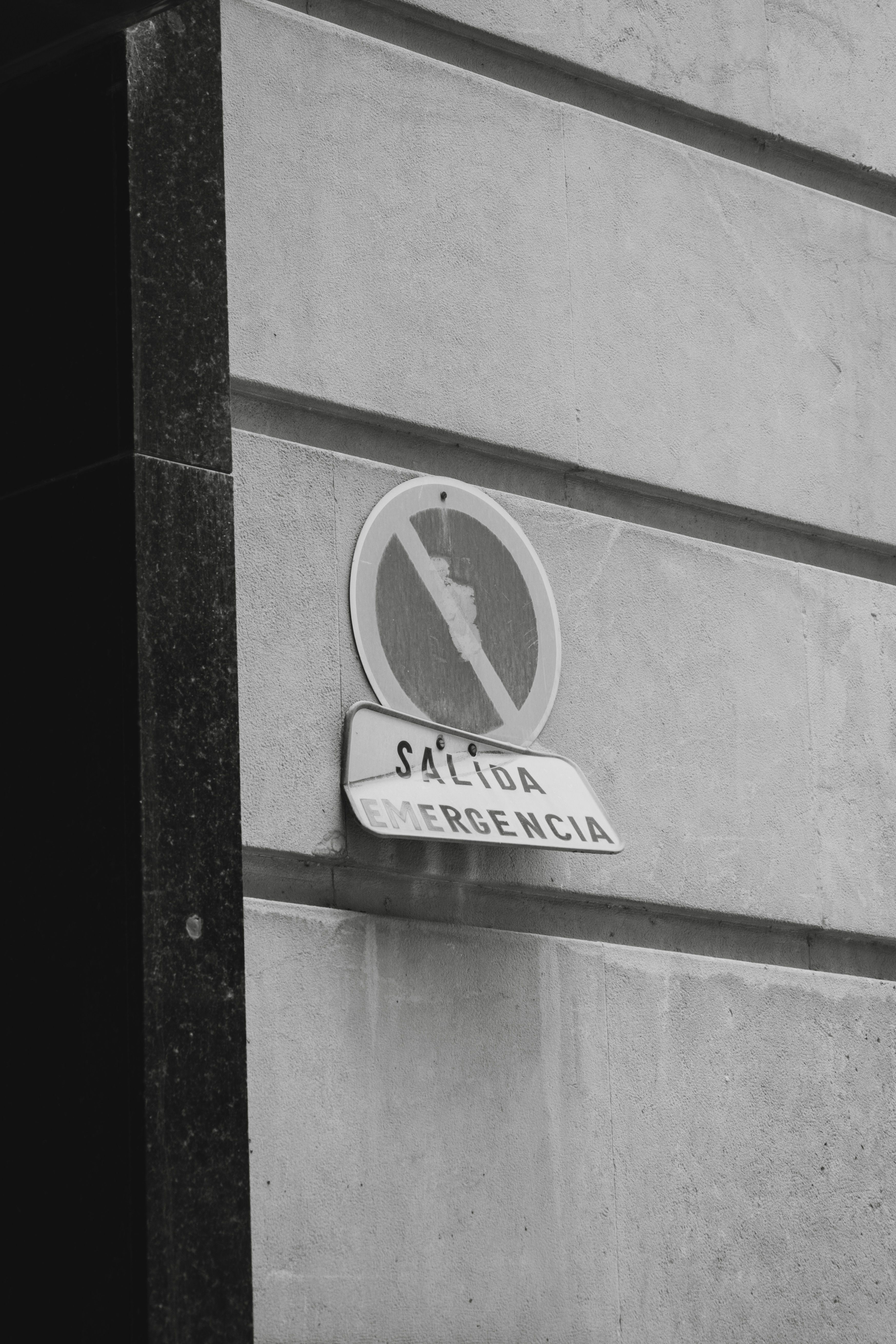 Sign on Wall · Free Stock Photo
