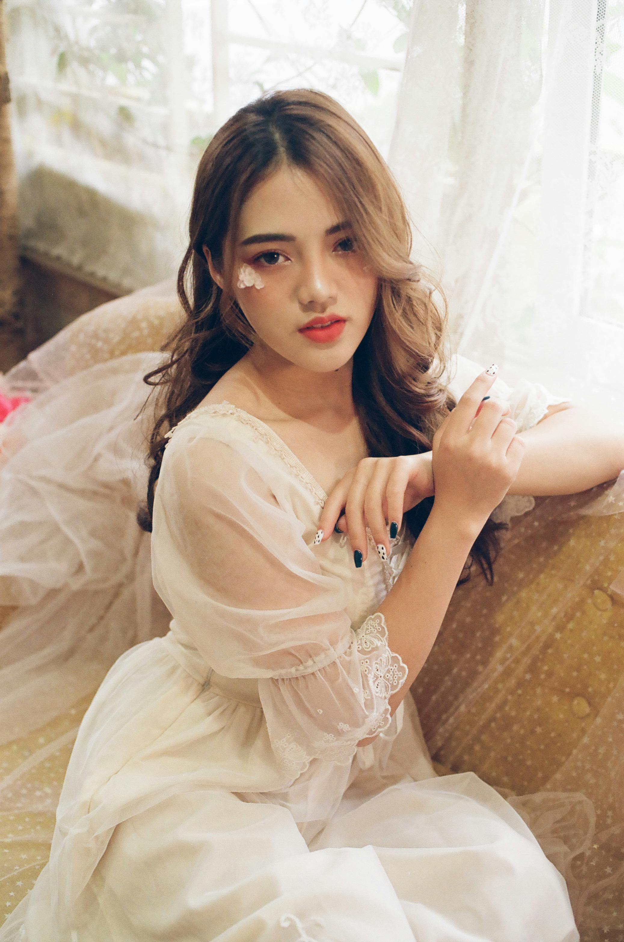 Flowy Dress Photos, Download The BEST Free Flowy Dress Stock Photos ...