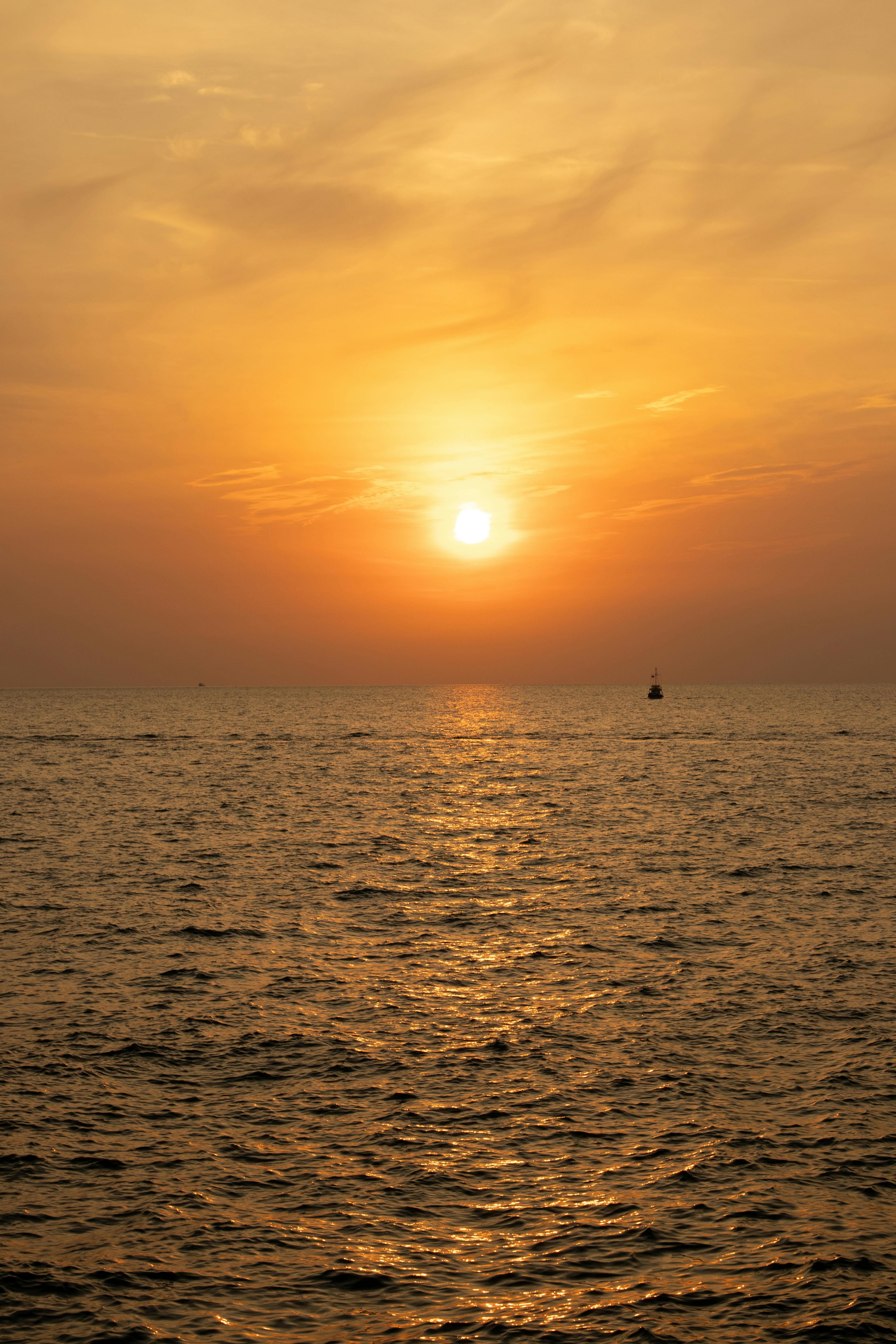 Sunrise Over the Ocean · Free Stock Photo