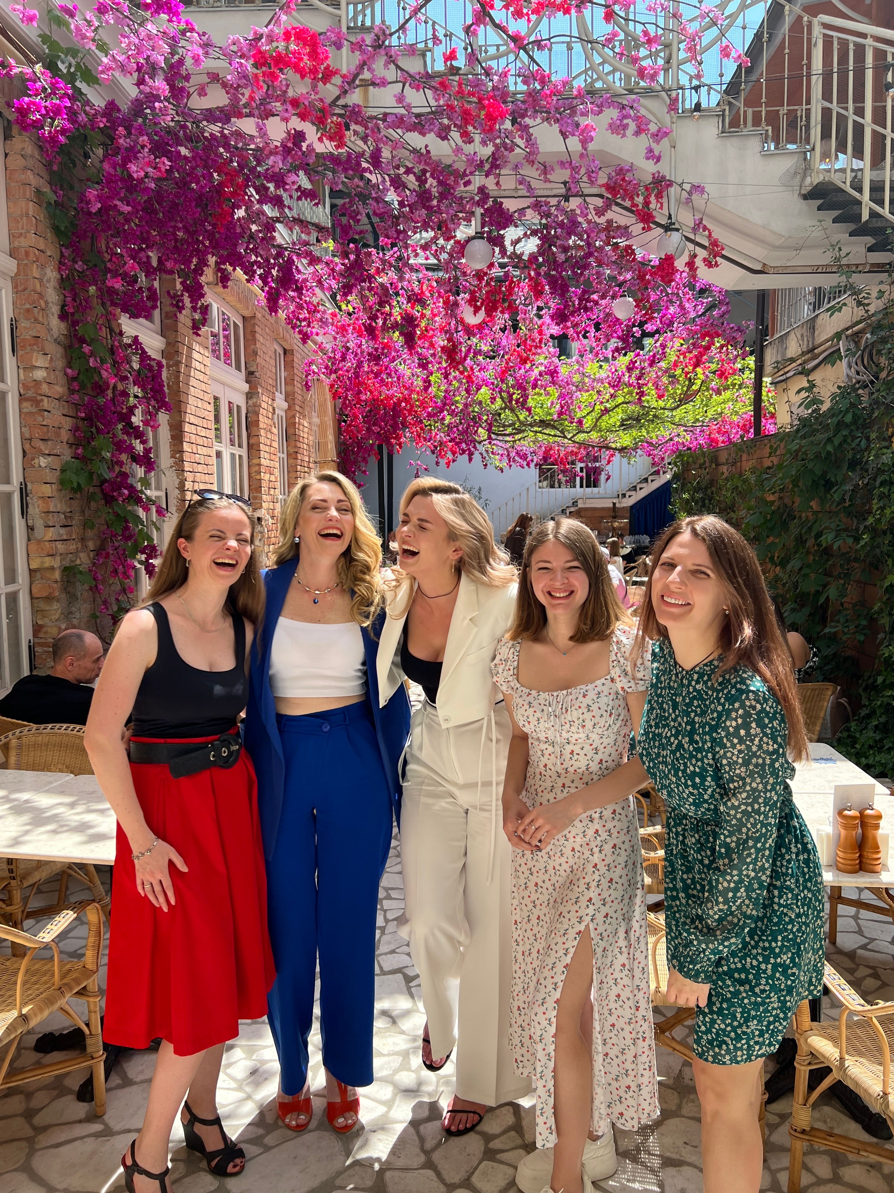 A Scene Of A Group Of Friends Laughing Photos, Download The BEST Free A ...