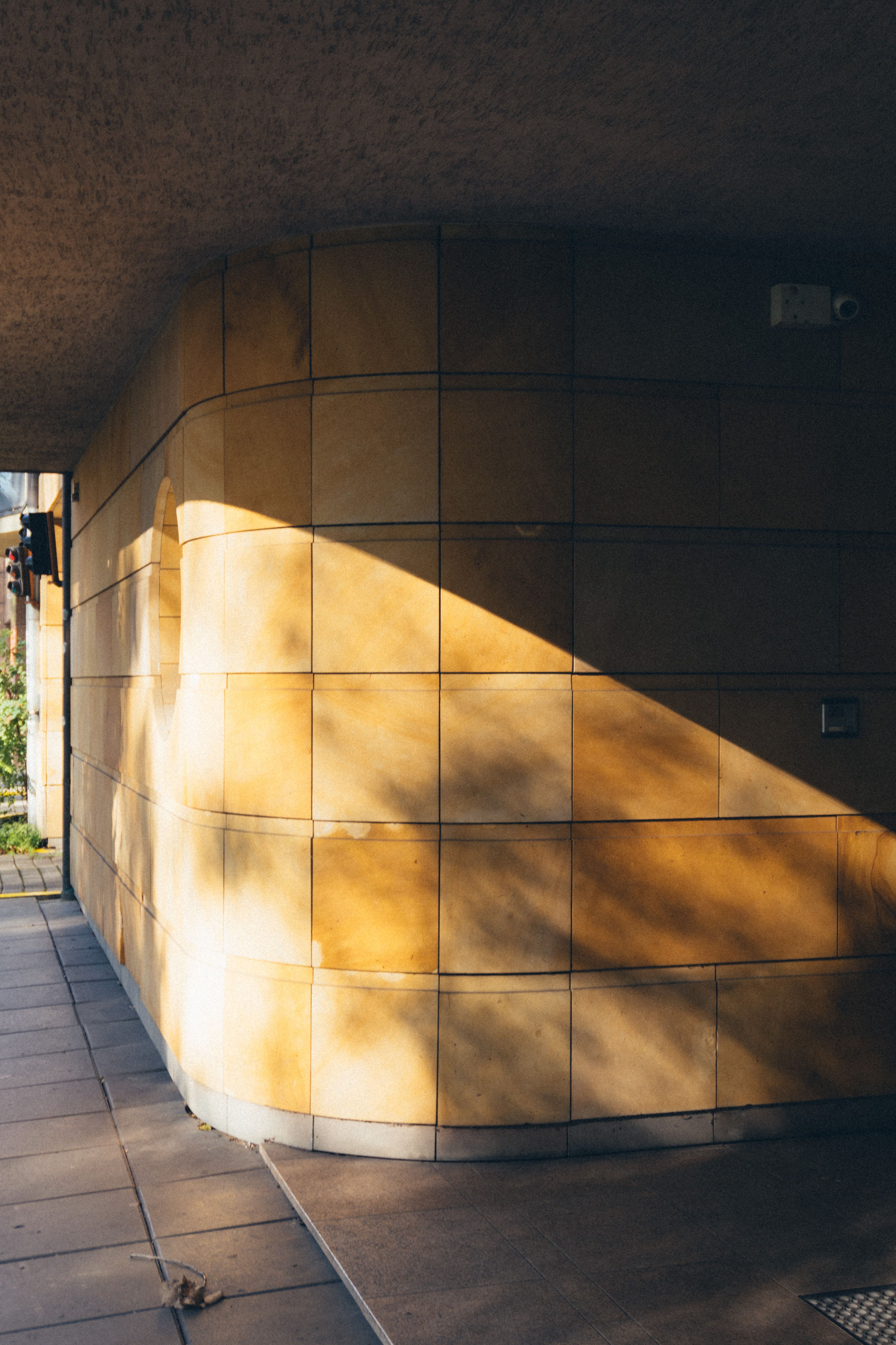 Sunlit Building Wall · Free Stock Photo