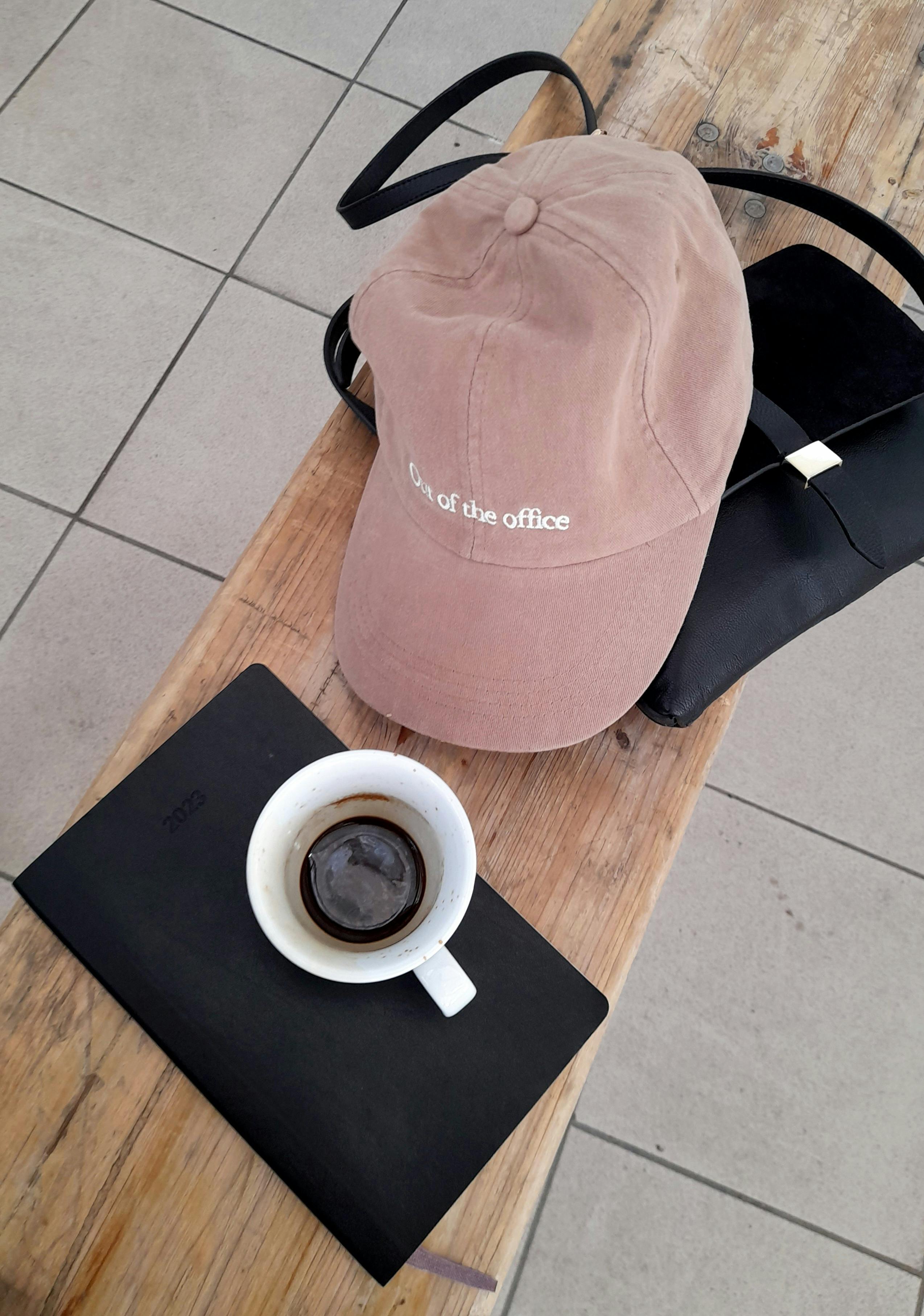 Gorra De Béisbol Rosa, Bolso De Hombro, Bloc De Notas Y Taza De Café ...