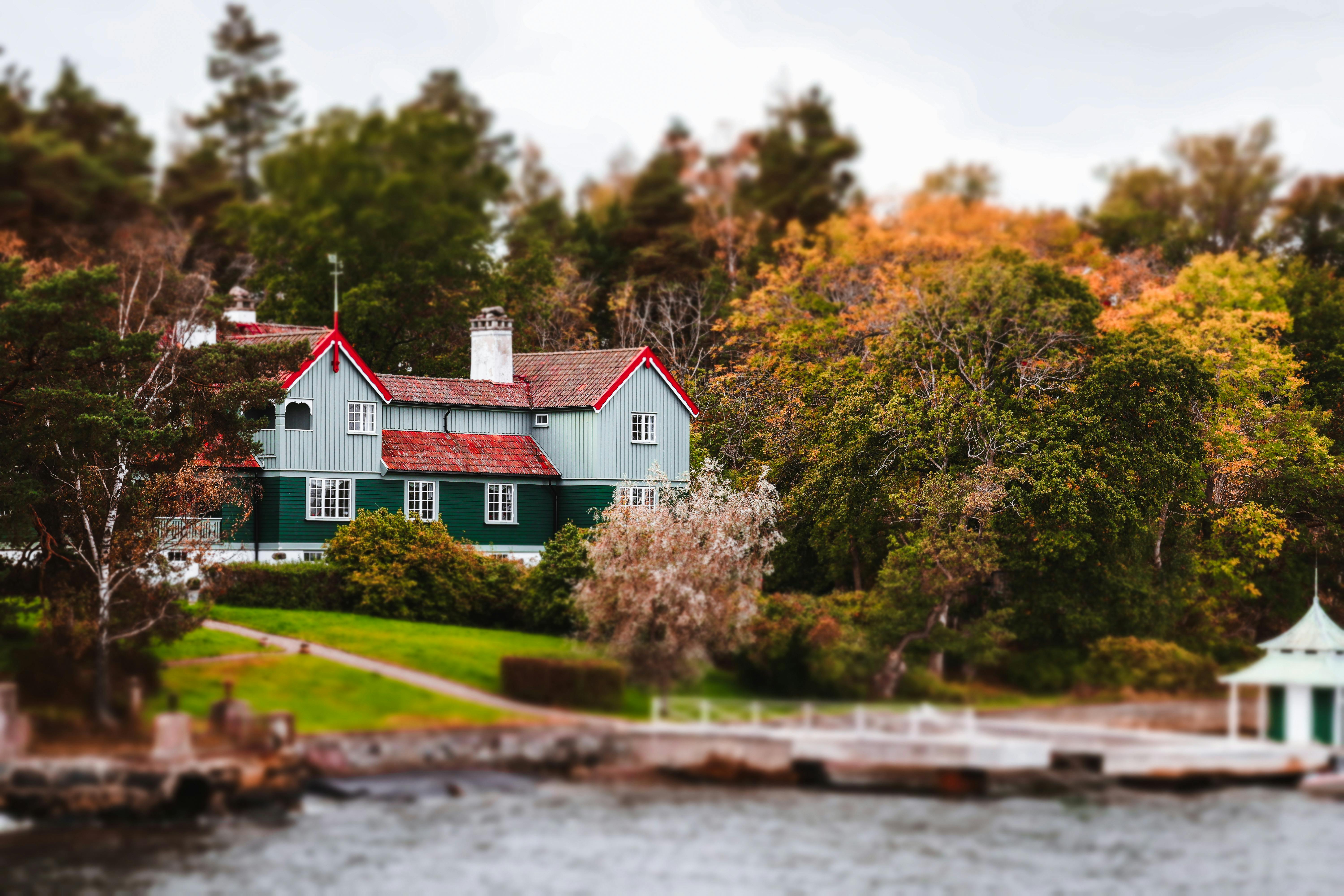 House near River · Free Stock Photo
