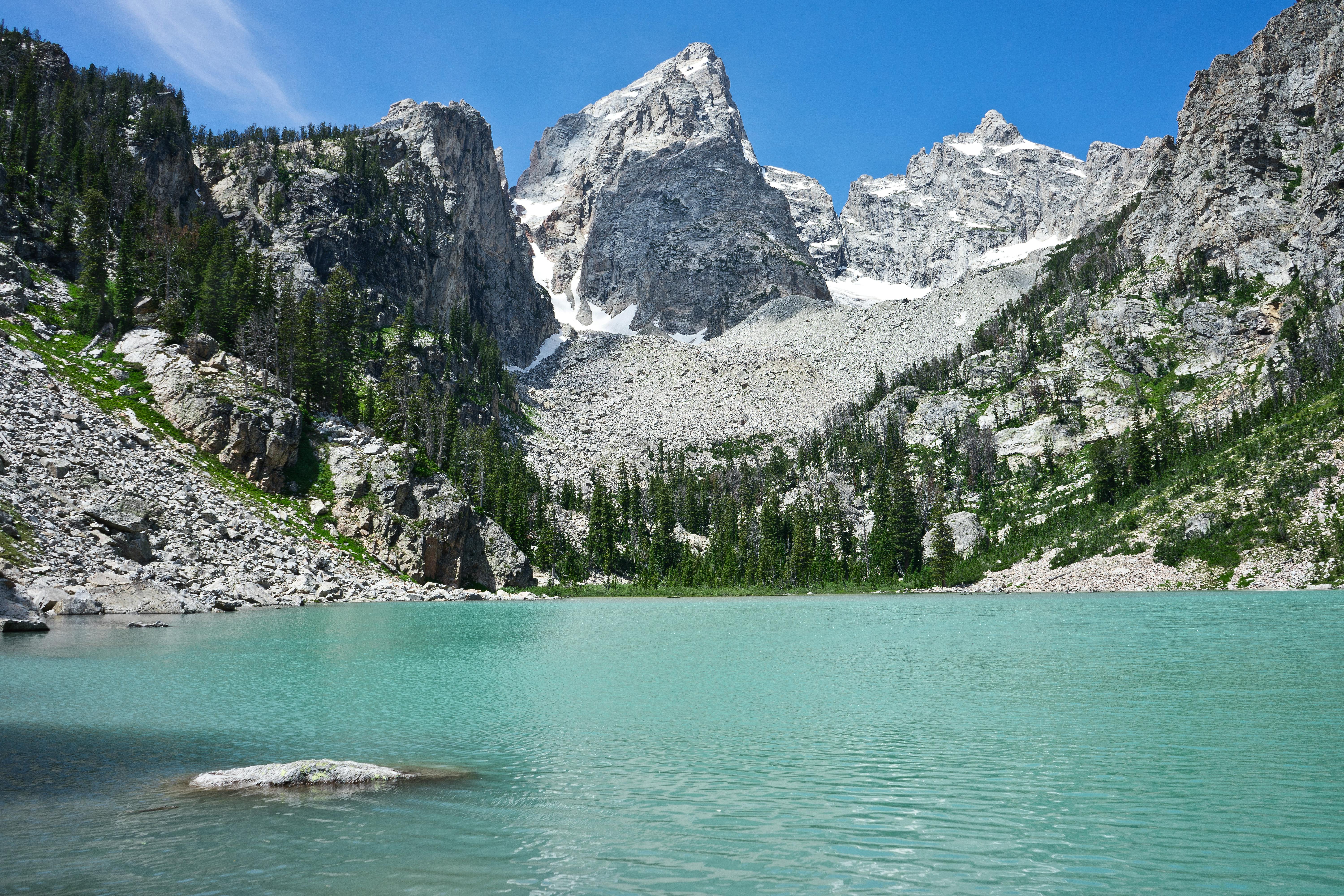 Rocky Mountain Valley and a Turquoise Lake · Free Stock Photo