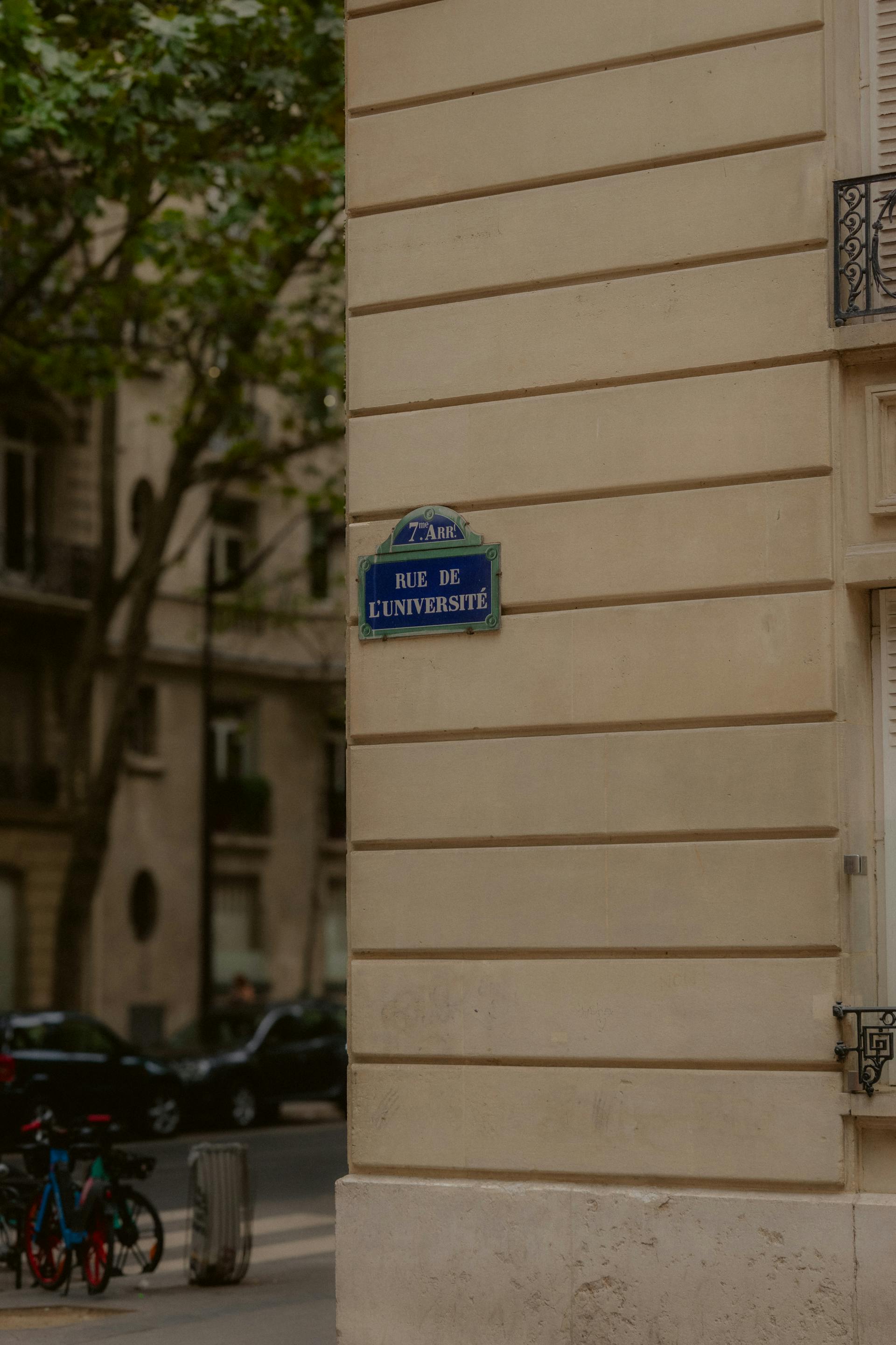 Building with Street Sign · Free Stock Photo