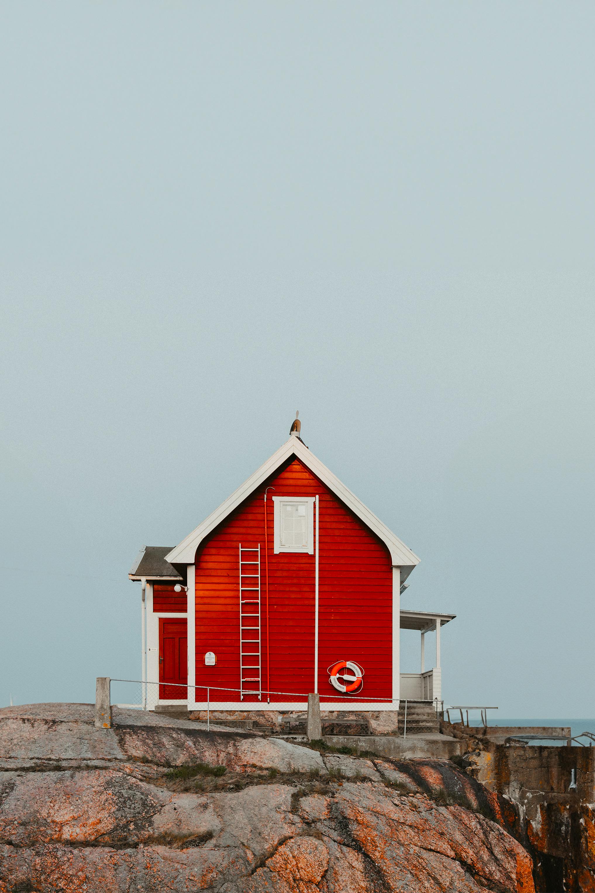 Red Cabin on a Cliff · Free Stock Photo