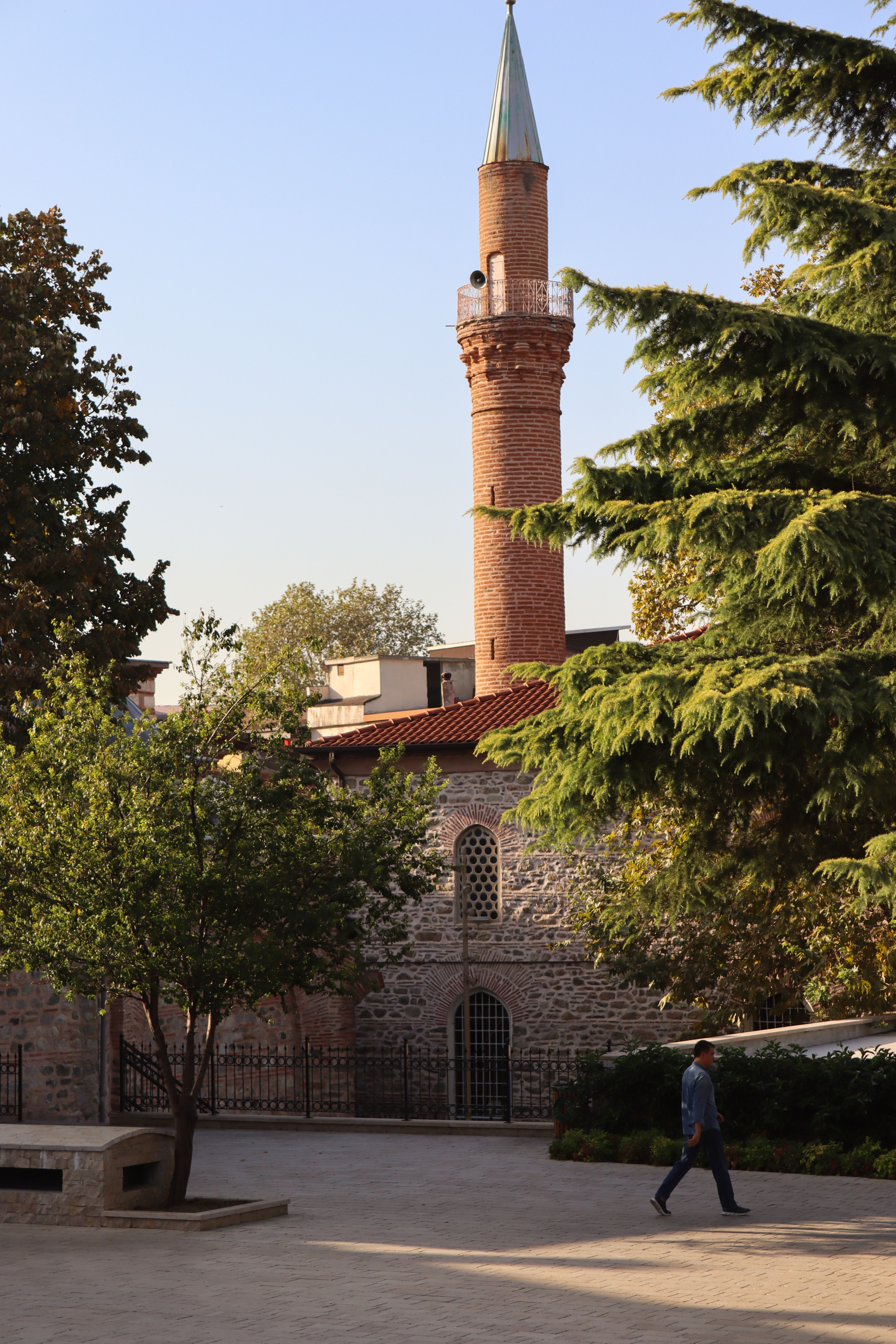 Mosque Towering above Busy City Street · Free Stock Photo