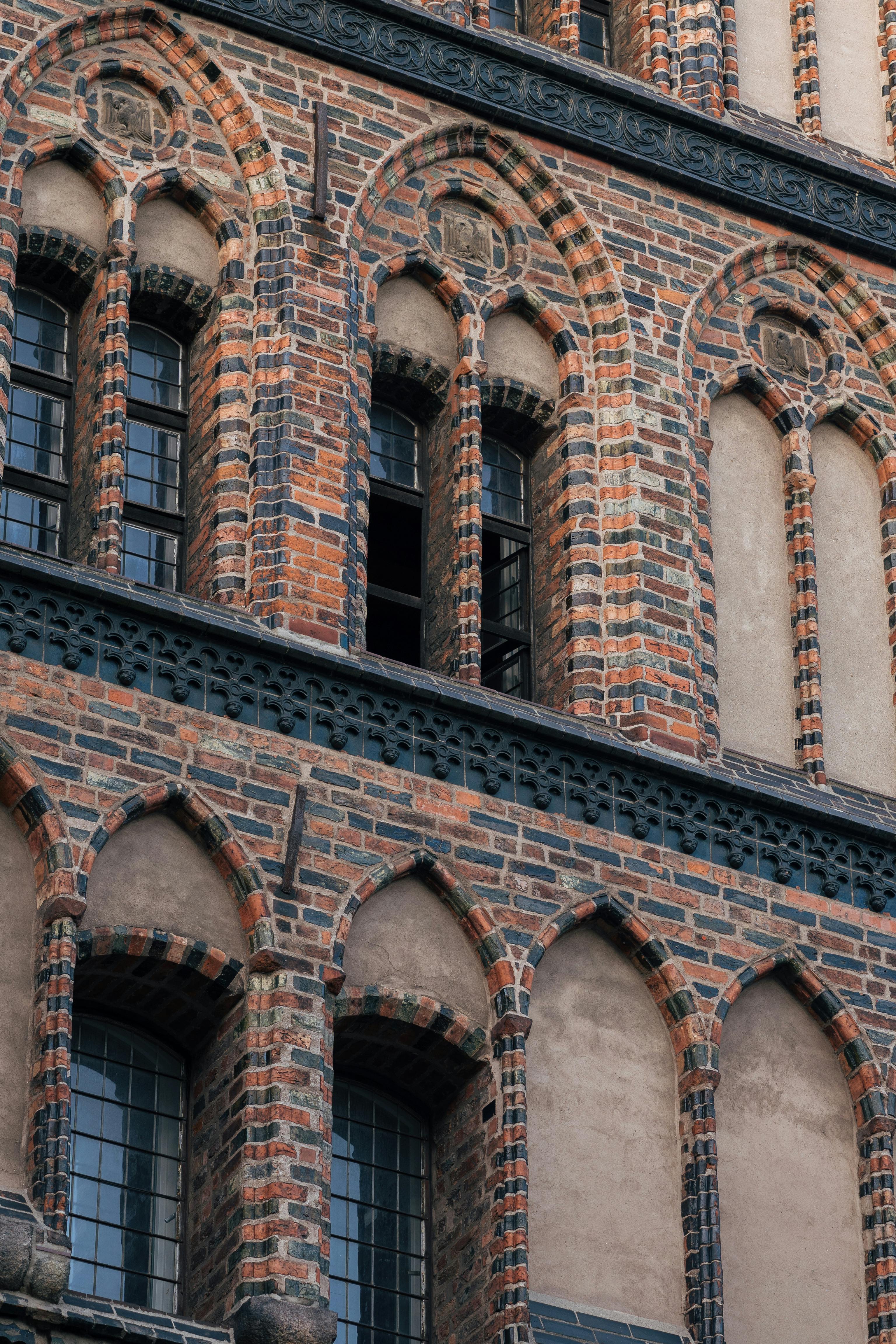 Old brick building · Free Stock Photo
