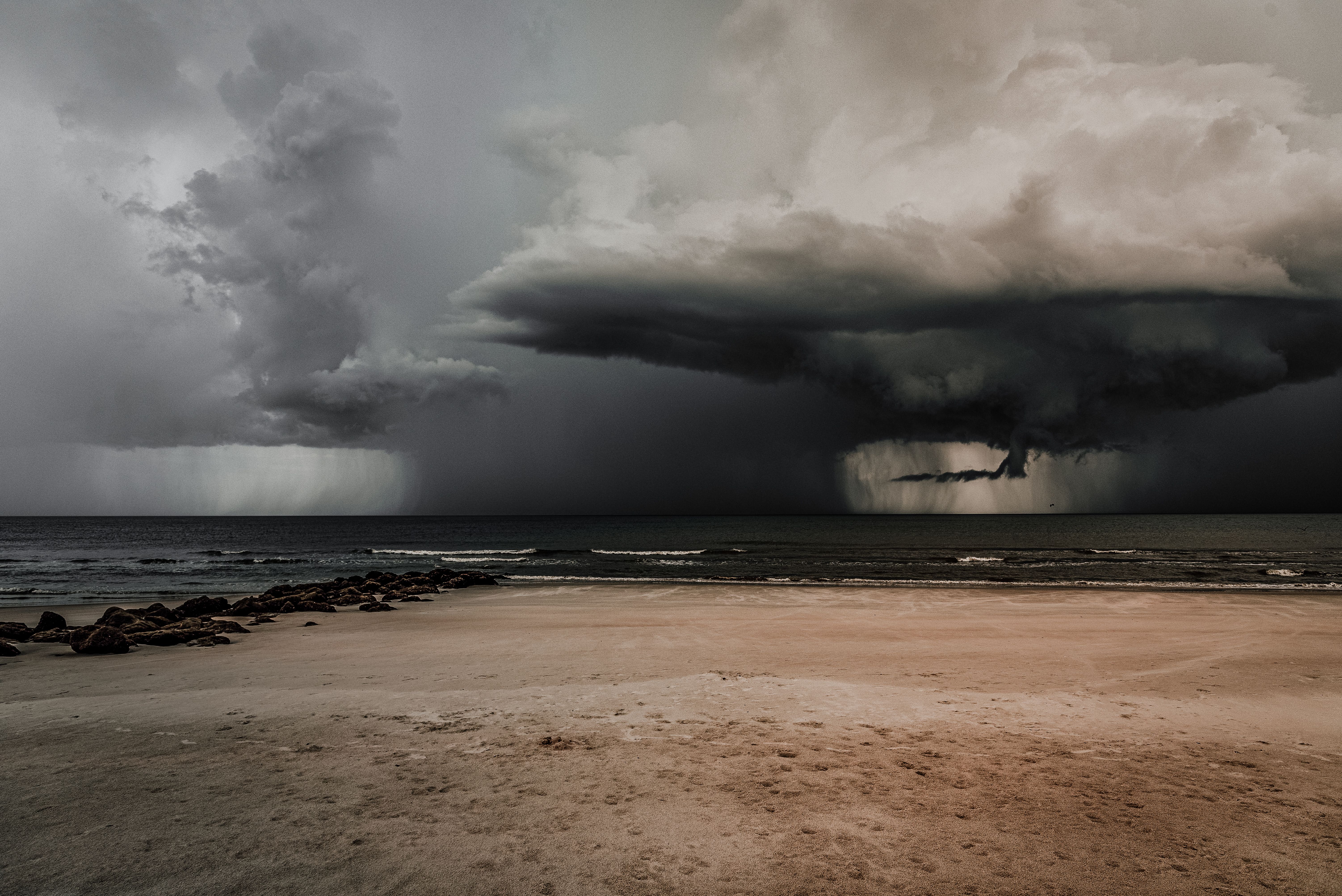 Foto profissional gratuita de à beira mar, areia, atmosfera mal ...