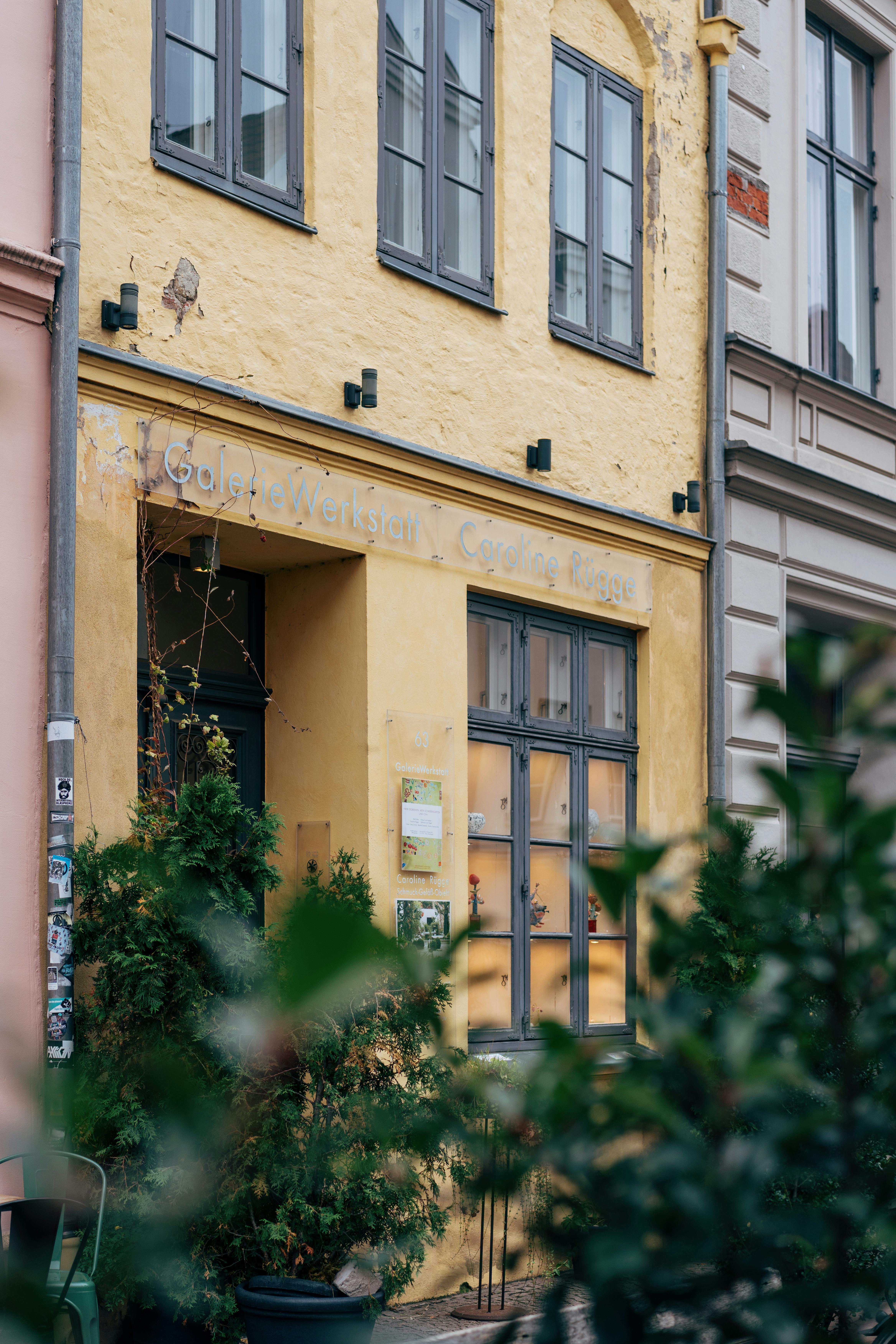 Yellow Tenement in Town · Free Stock Photo