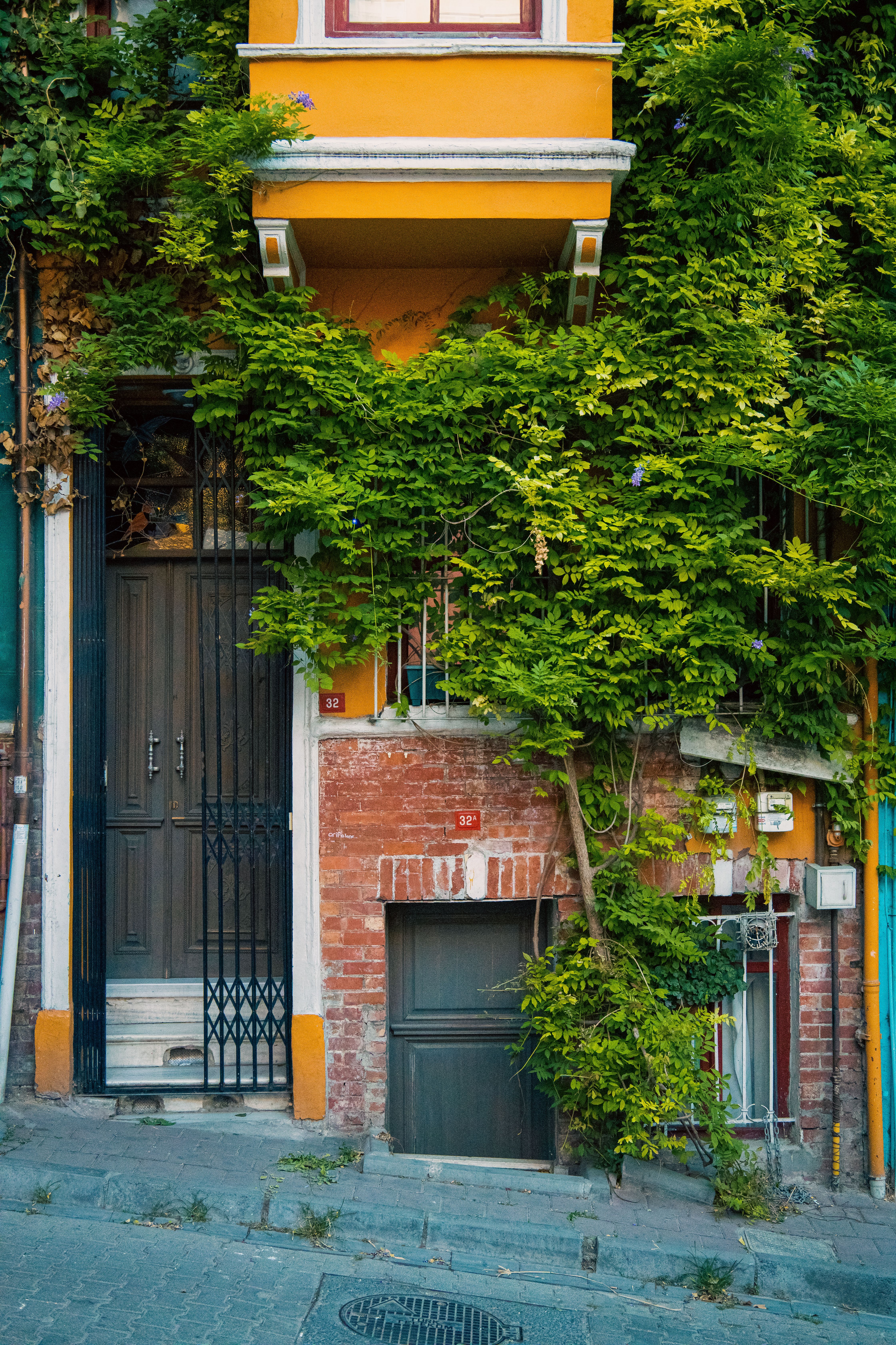 House along a Street Slope · Free Stock Photo