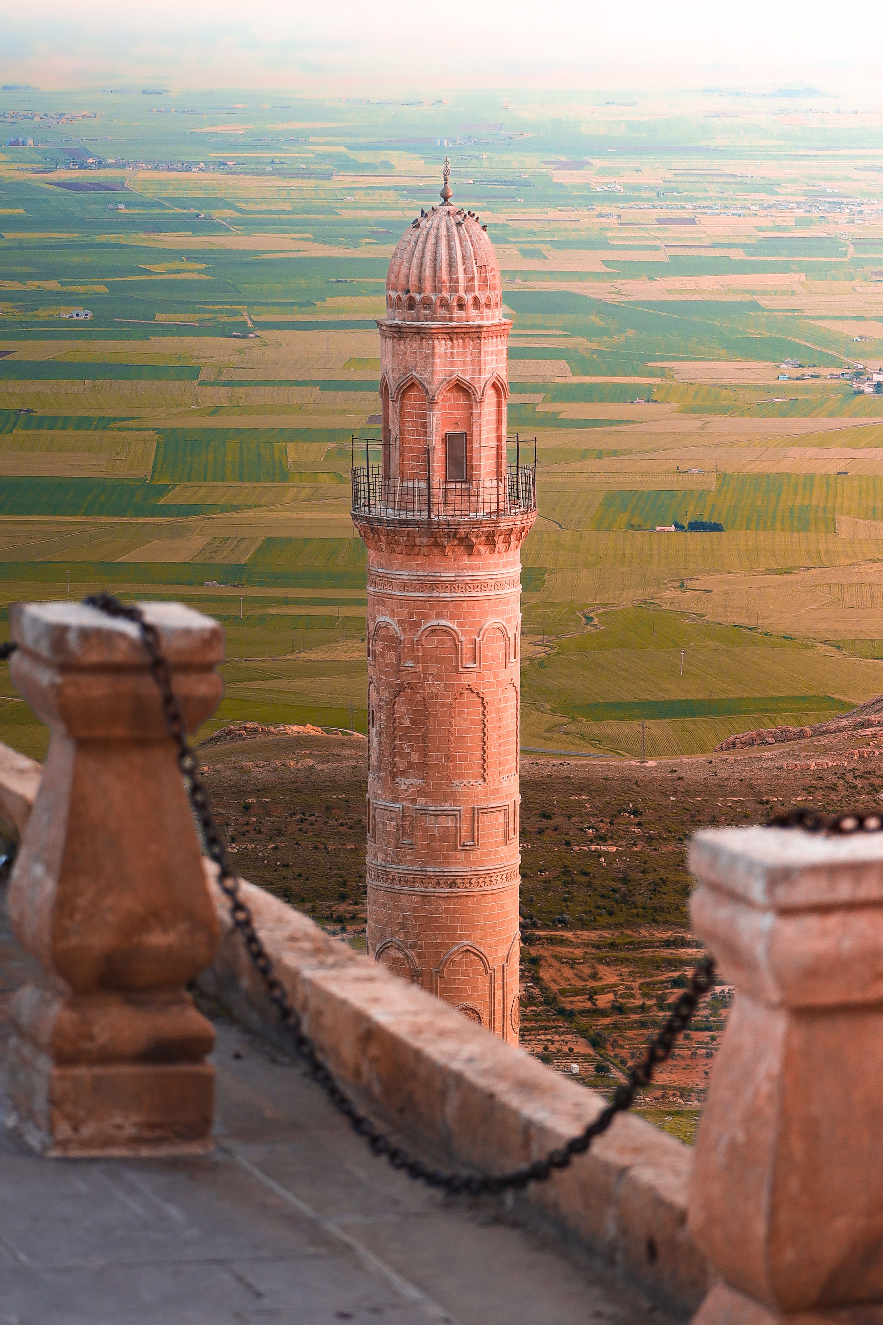 Minarete Histórico Con Vistas A Las Llanuras De Mardin, Türkiye · Foto ...