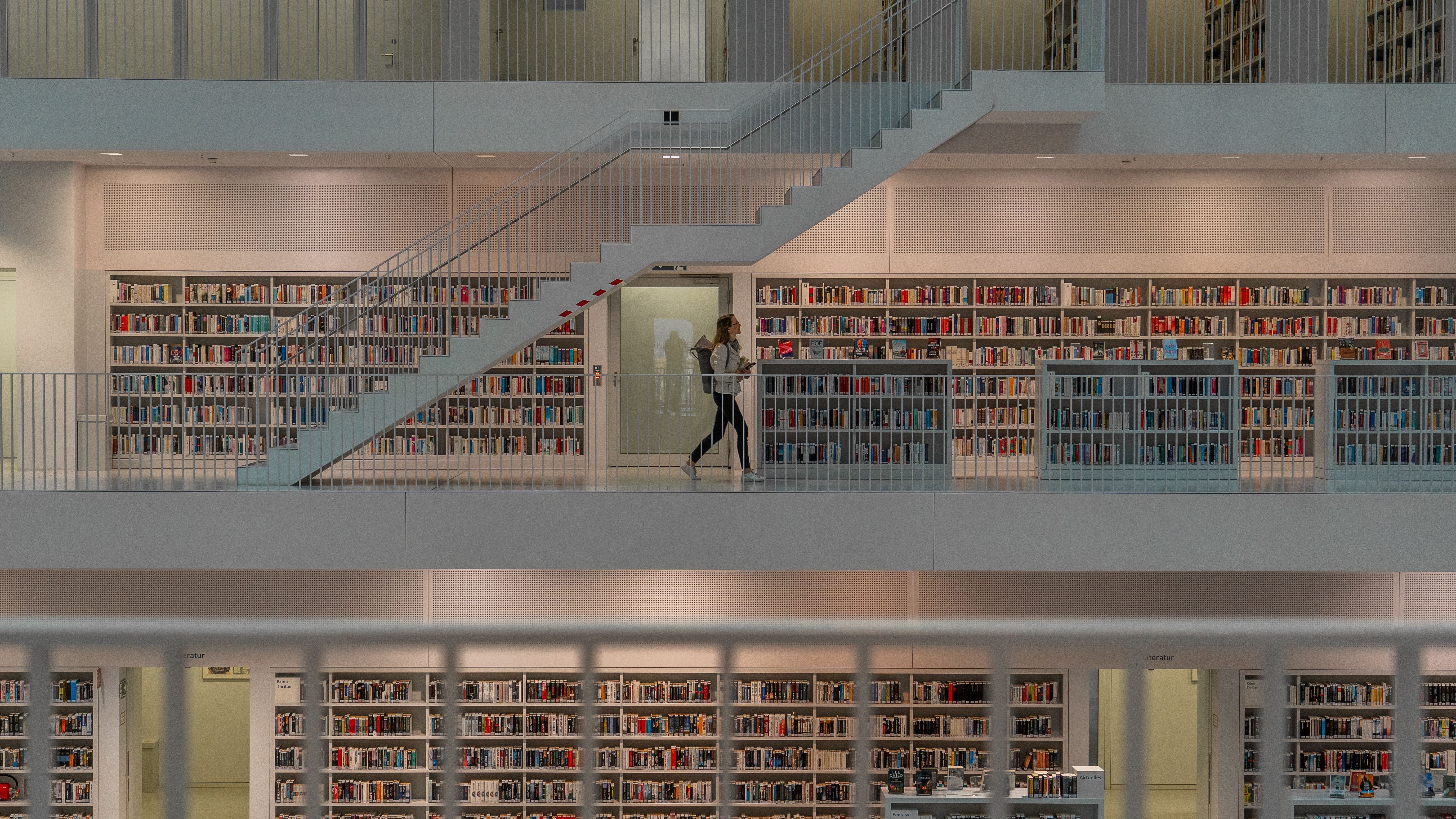 Student Walking To The Library Photos, Download The BEST Free Student ...