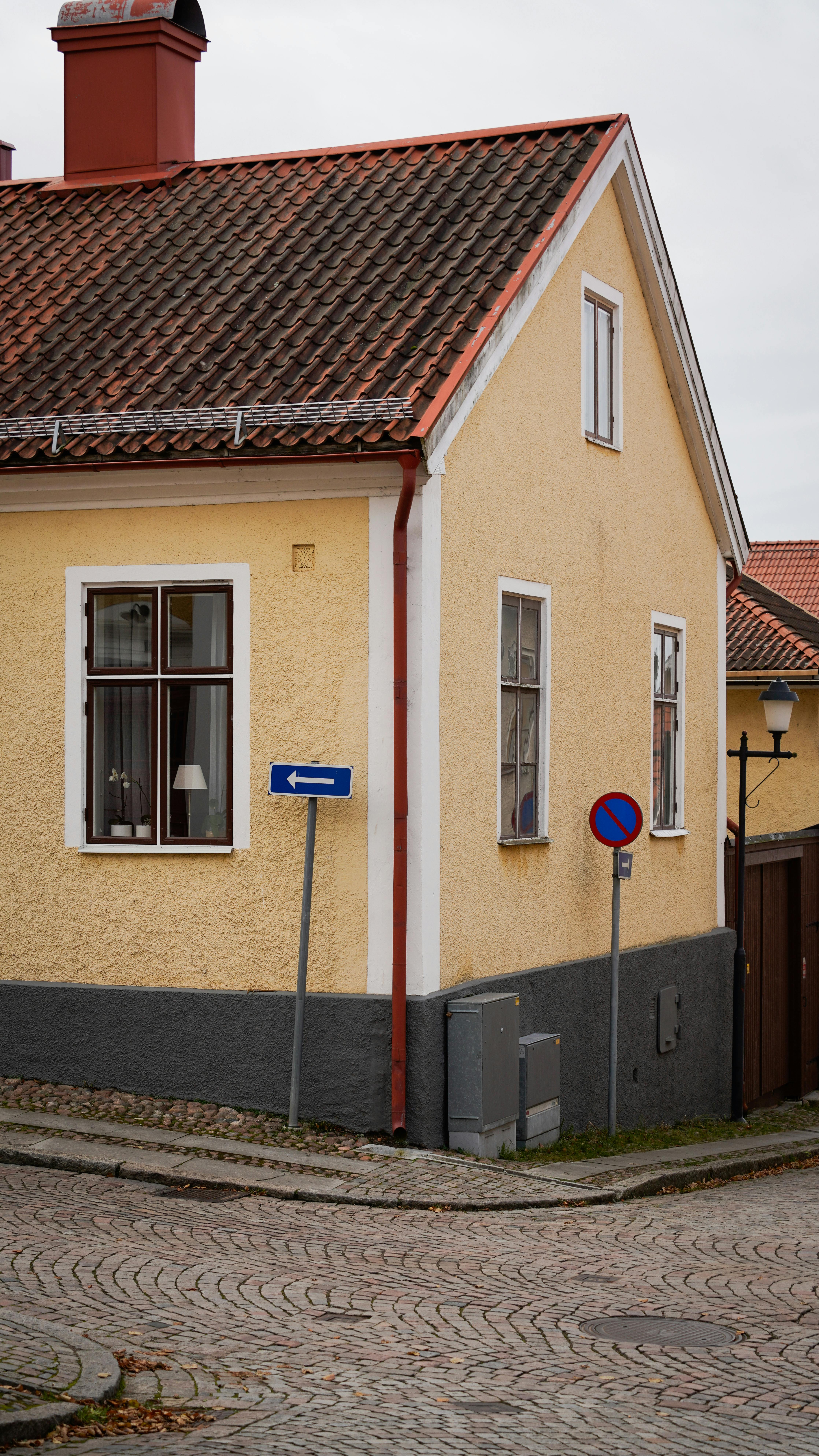 House on Street Corner · Free Stock Photo