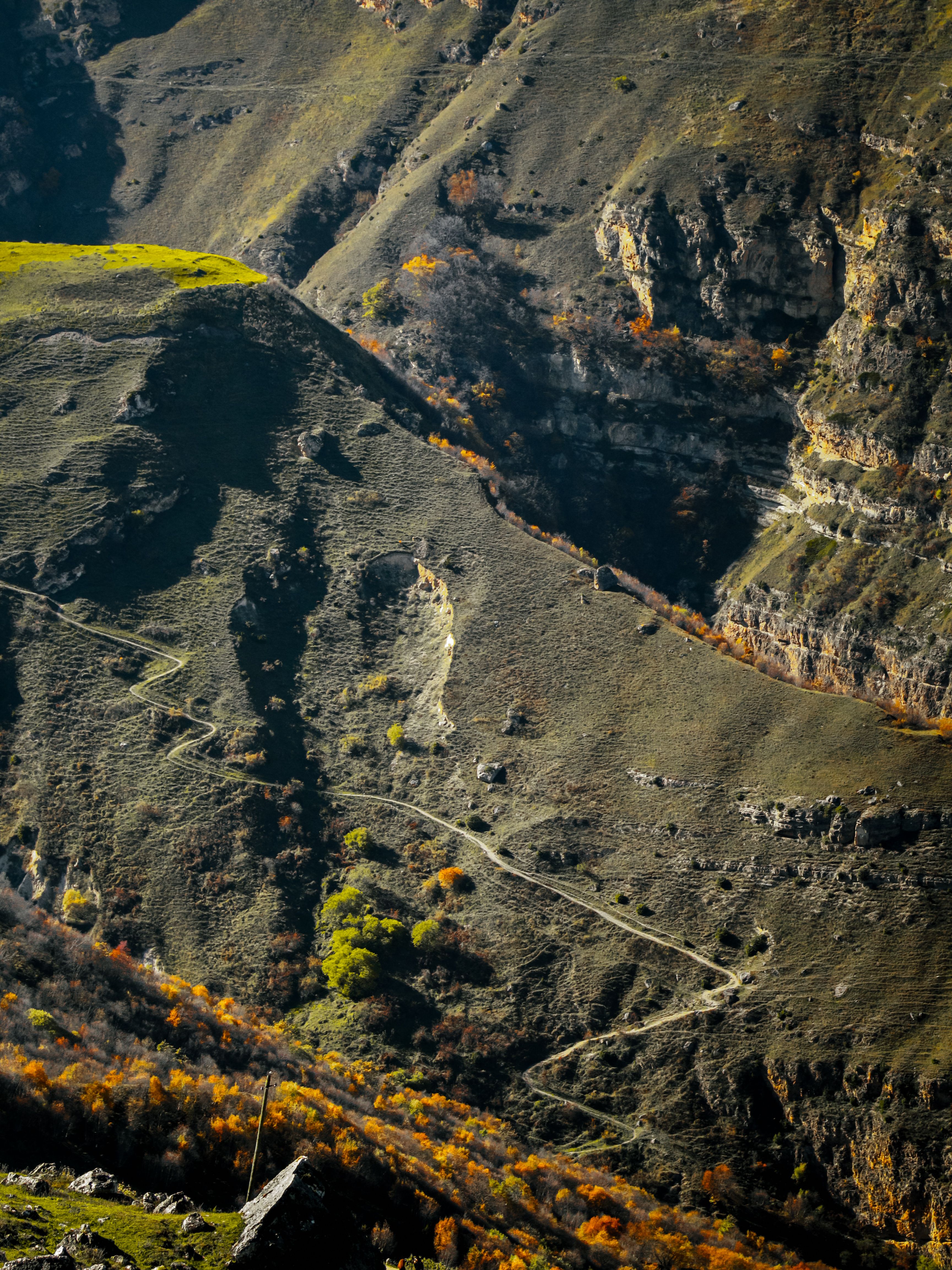 Road in Steep Mountains · Free Stock Photo