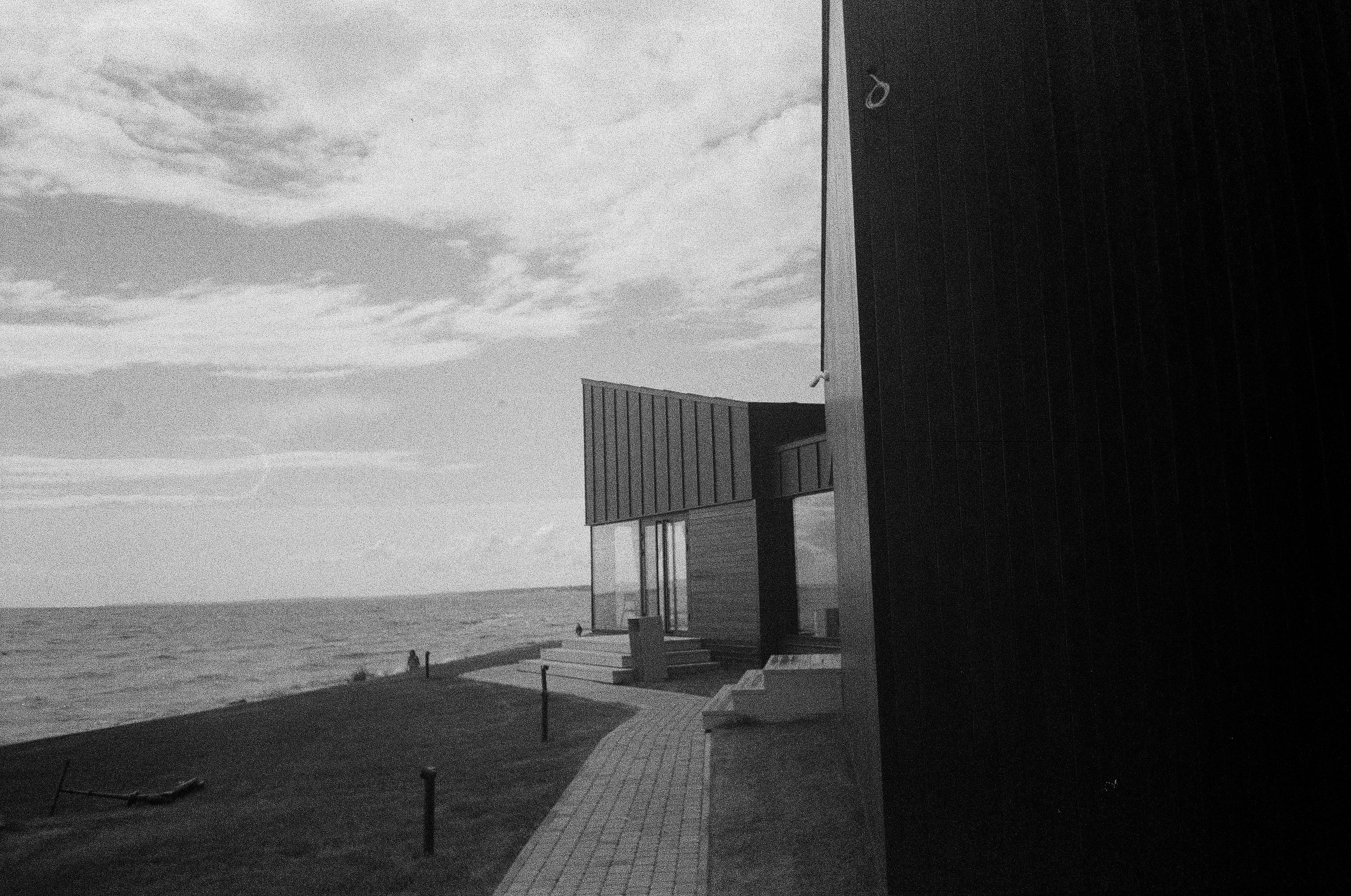 Building on Sea Shore in Black and White · Free Stock Photo