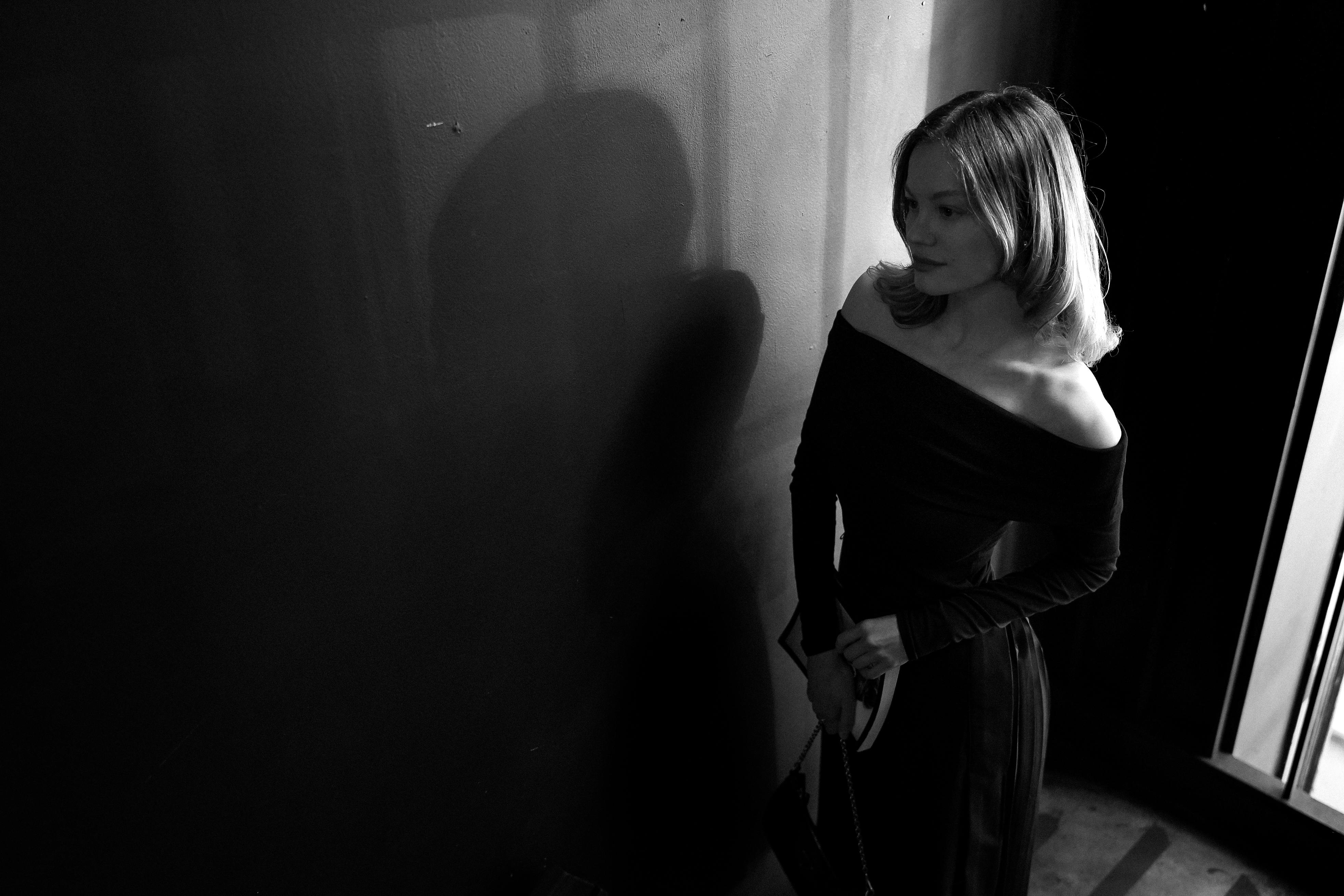 Elegant Blonde Woman in Shadow in Black and White · Free Stock Photo