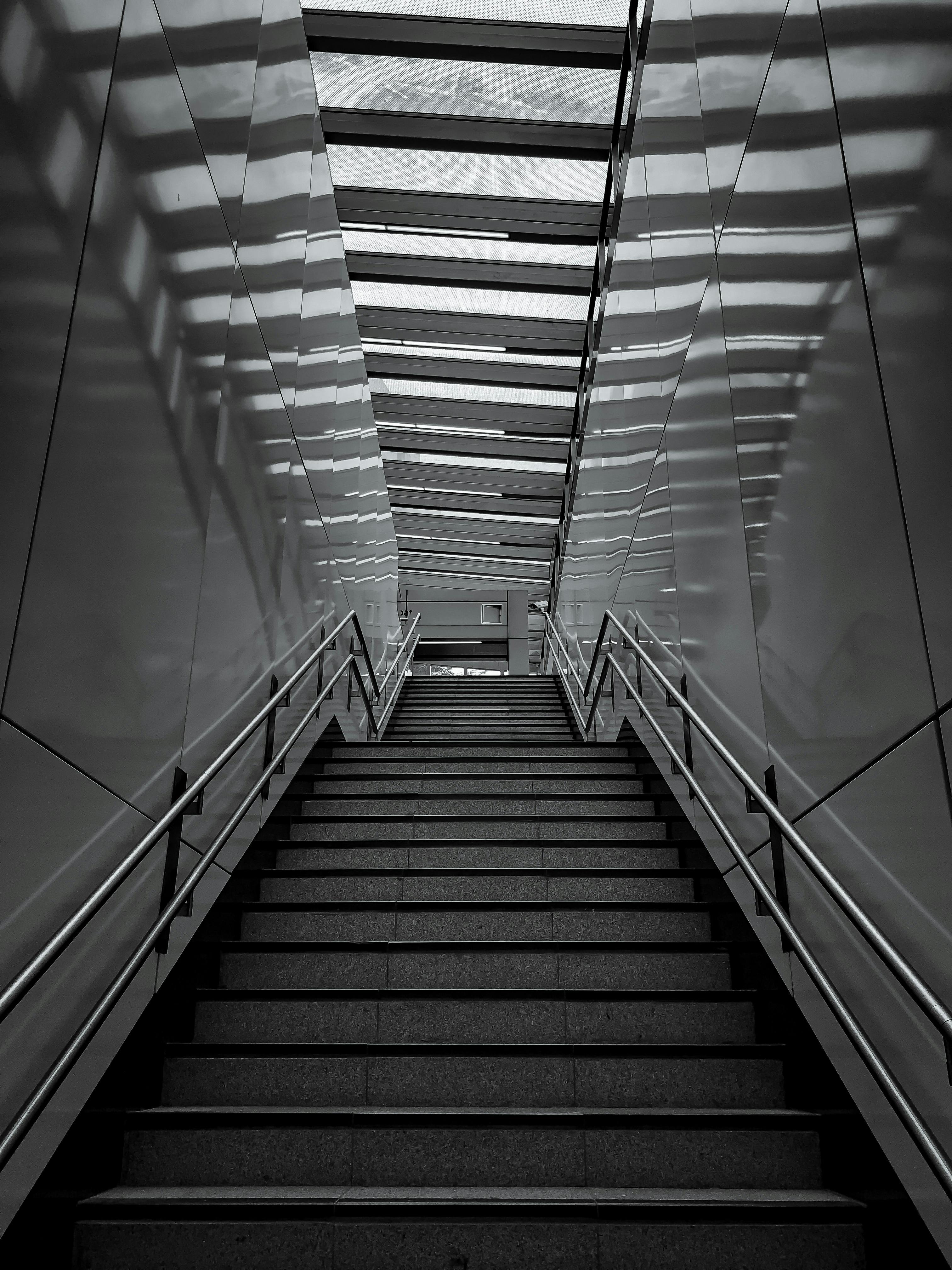 Empty Stairs in Black and White · Free Stock Photo