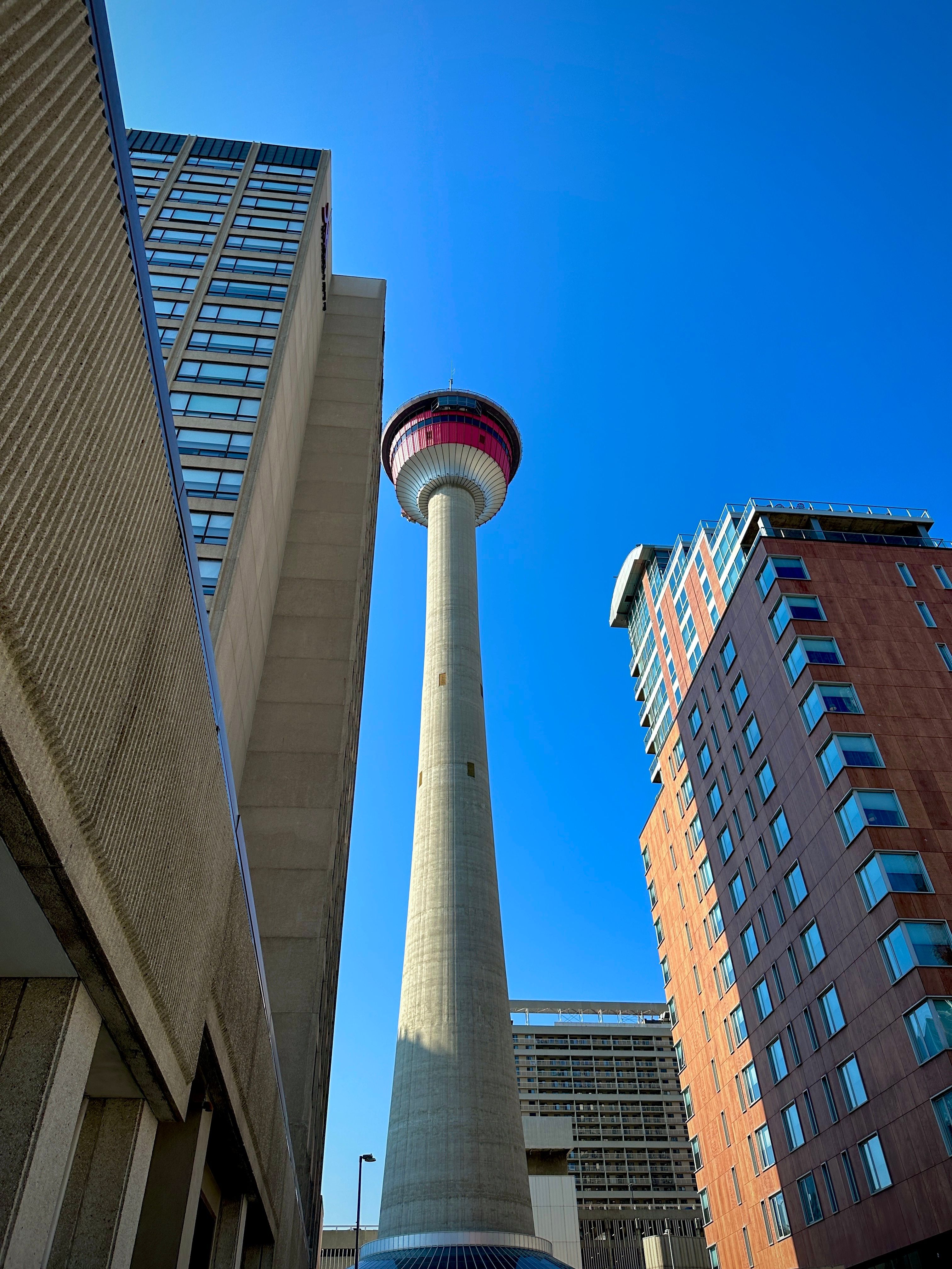 The calgary tower is seen in this photo · Free Stock Photo