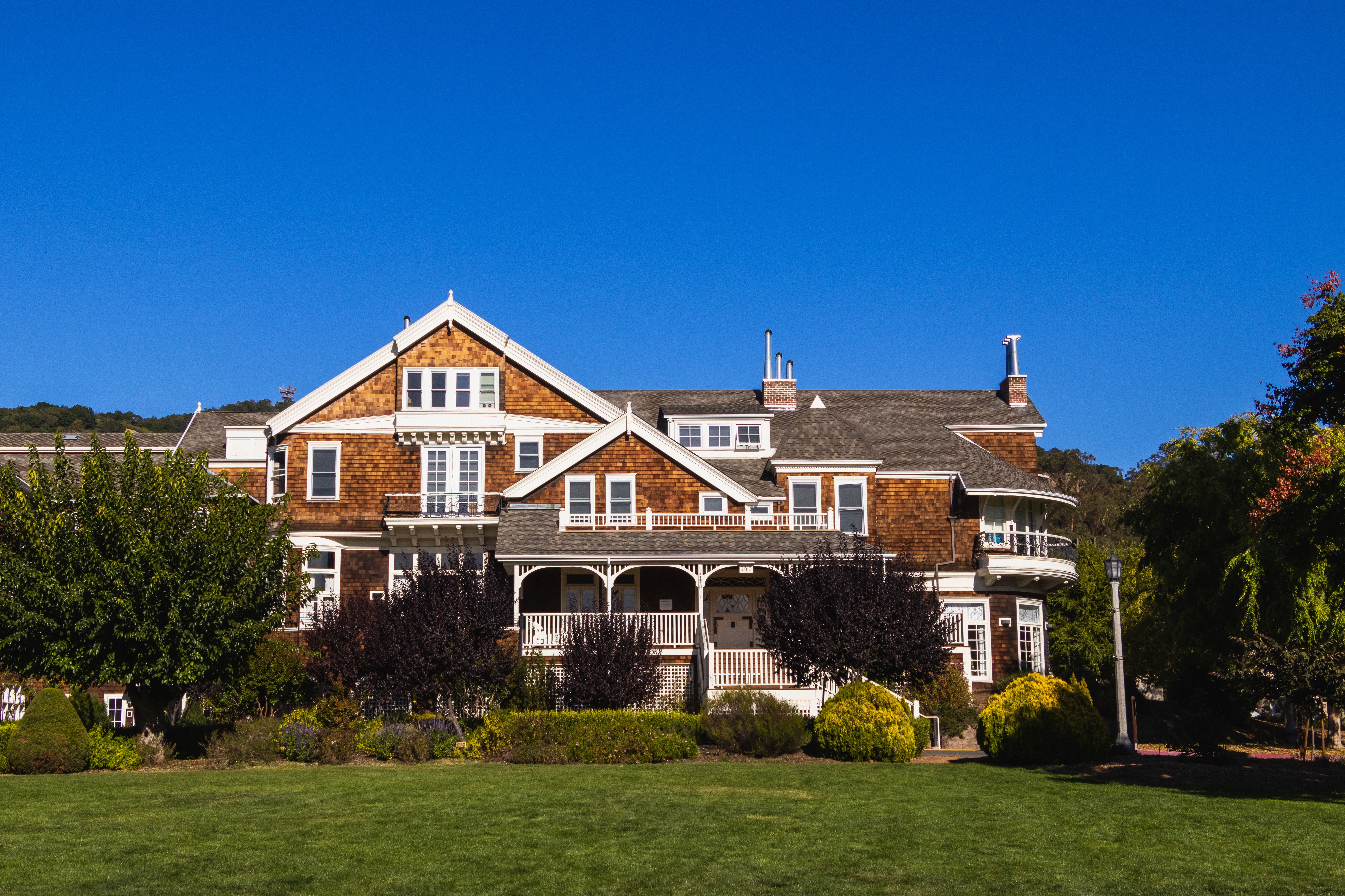 Mansion House with Trees around · Free Stock Photo