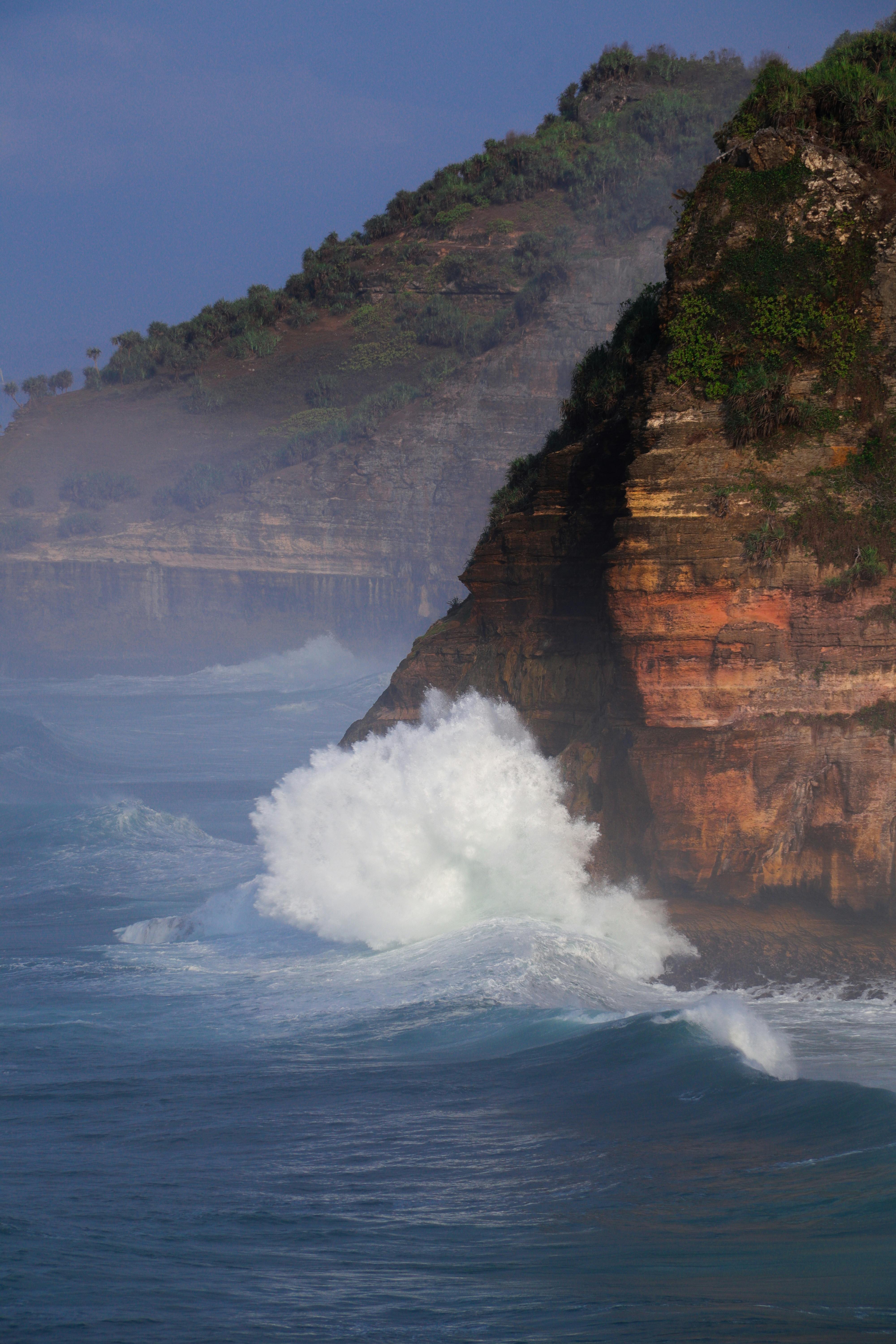 Wave Crushing on Cliff on Sea Shore · Free Stock Photo