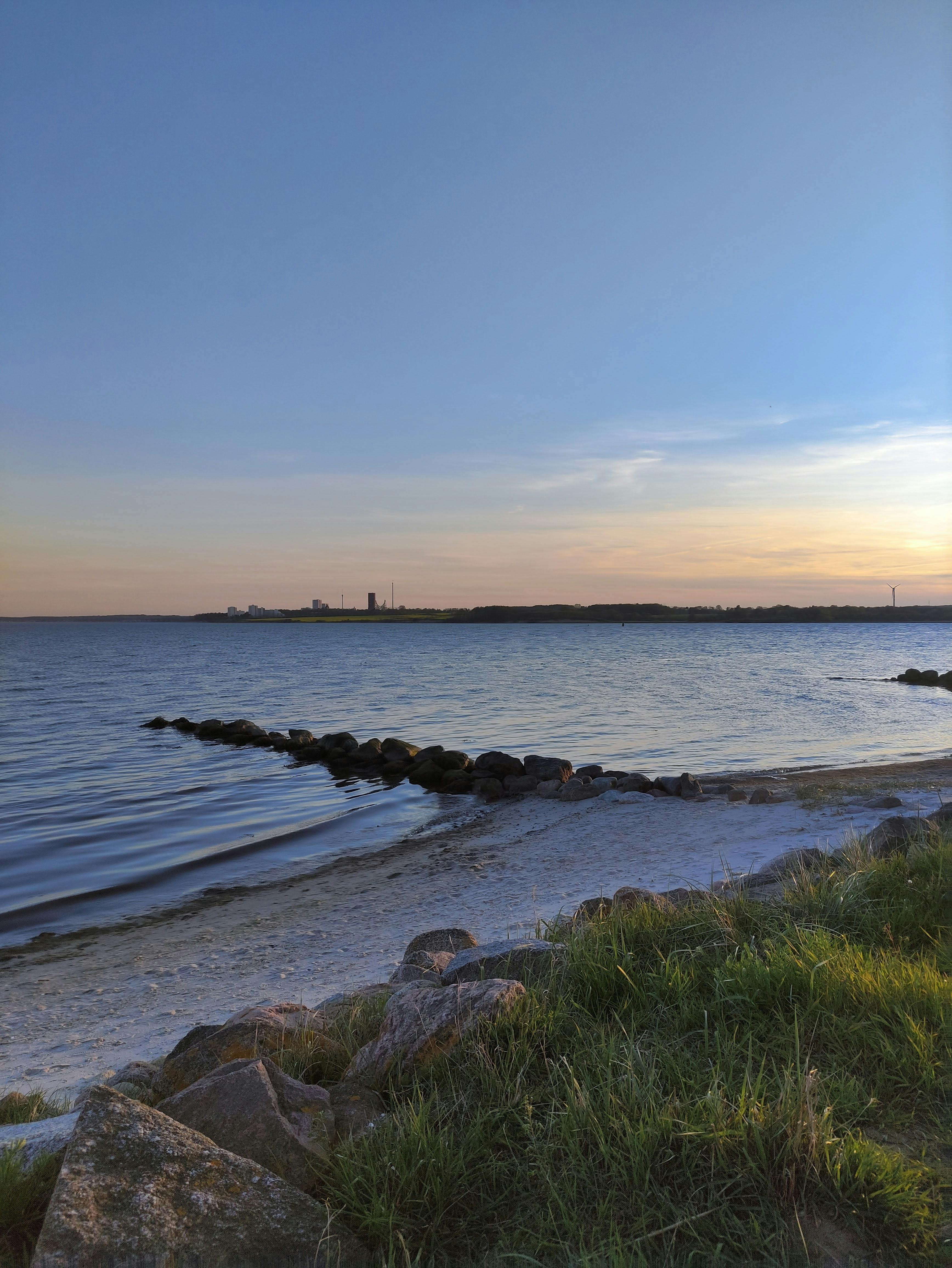 Calm Seashore at Dawn · Free Stock Photo