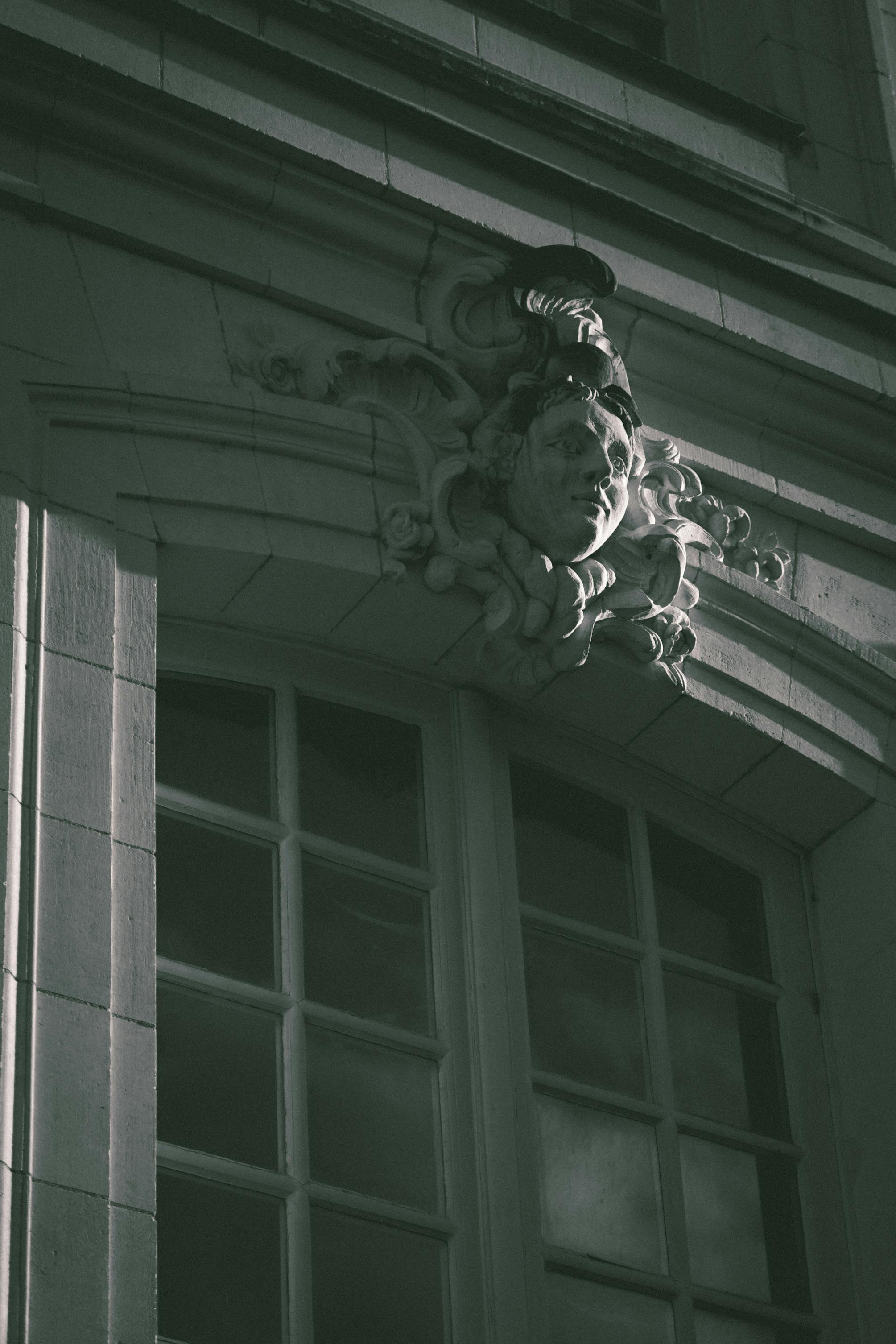 Sculpture of Face on Wall · Free Stock Photo