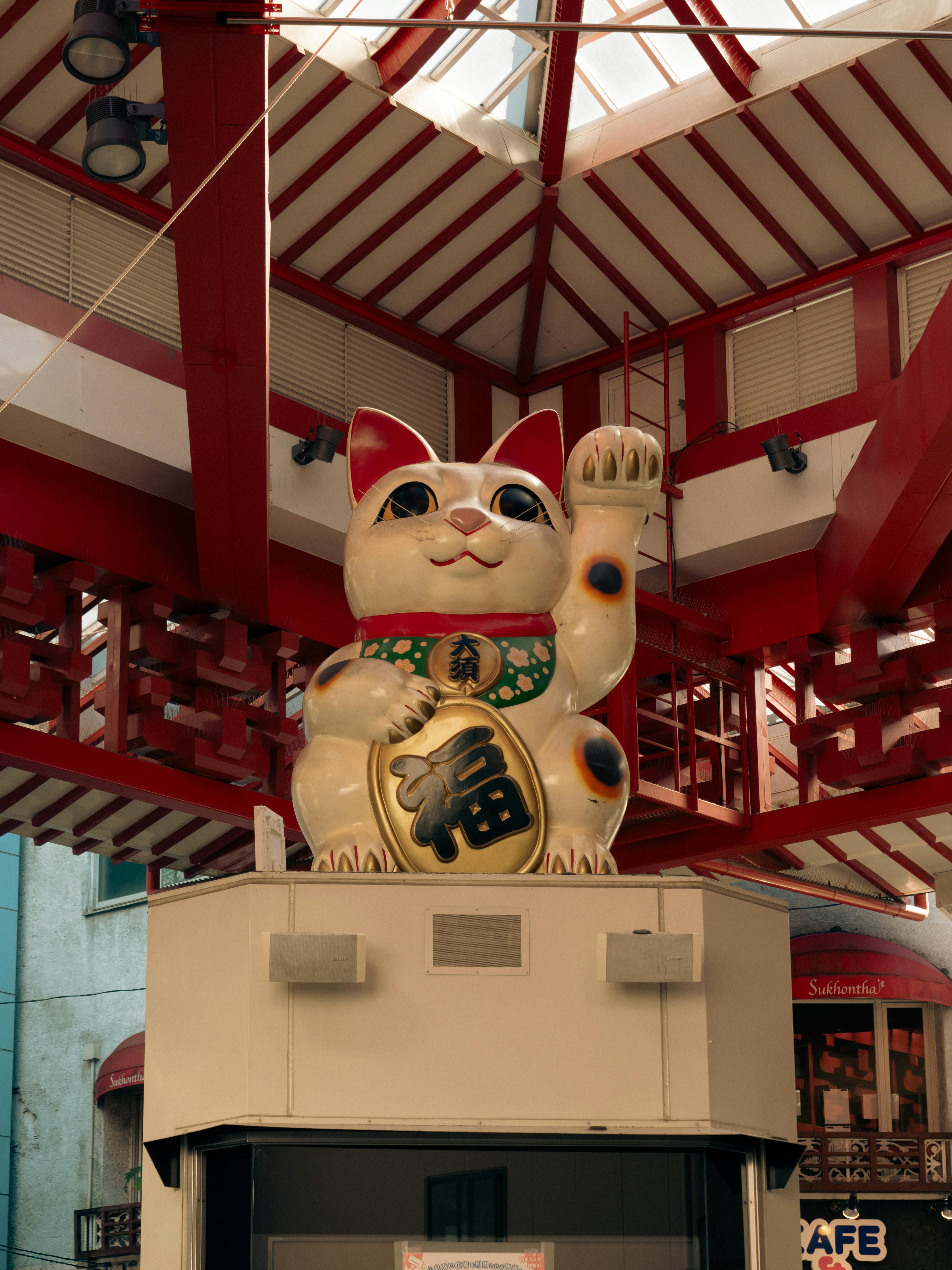 Maneki-Neko Statue in City in Japan · Free Stock Photo
