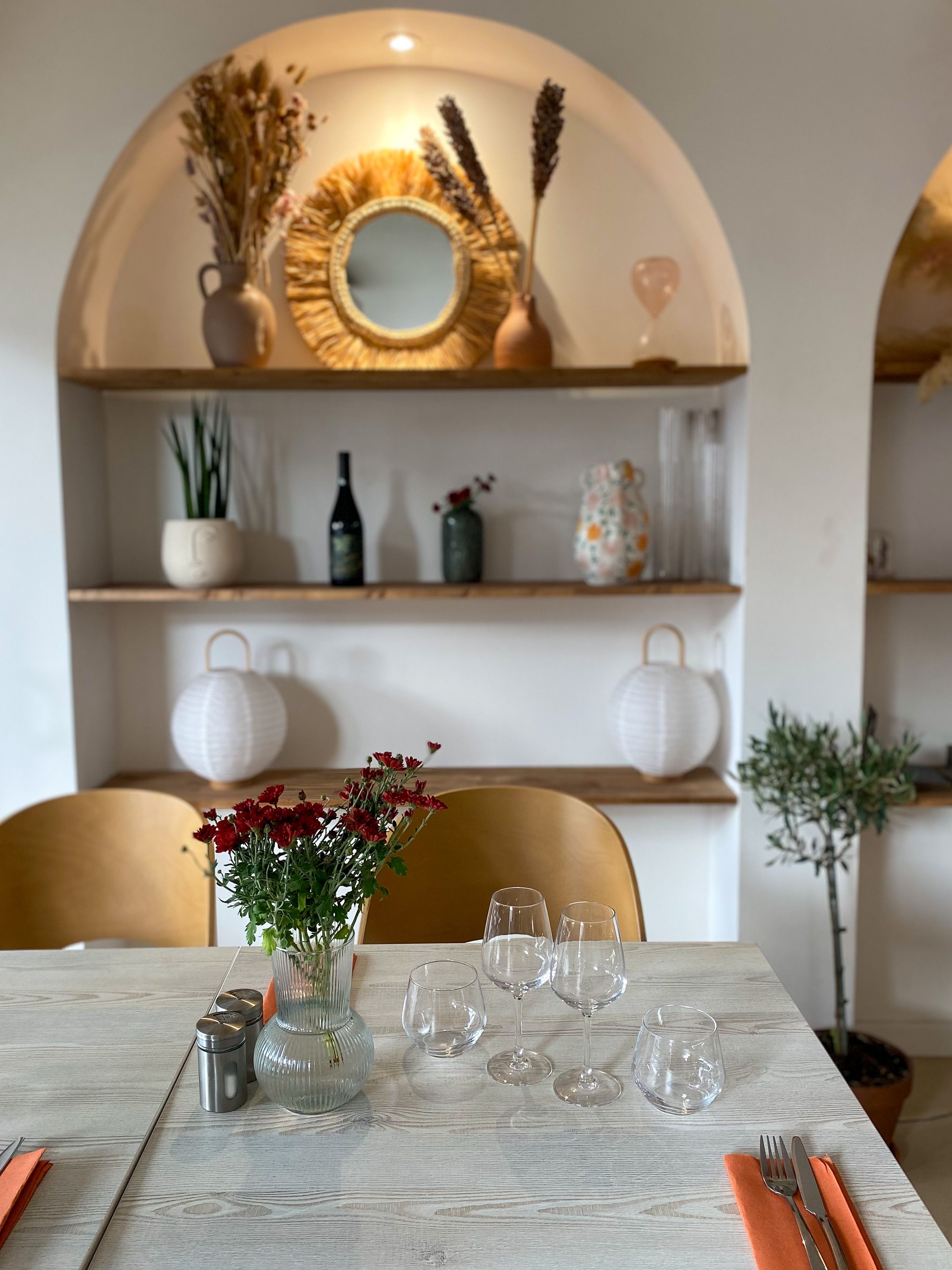 Decor in Restaurant · Free Stock Photo