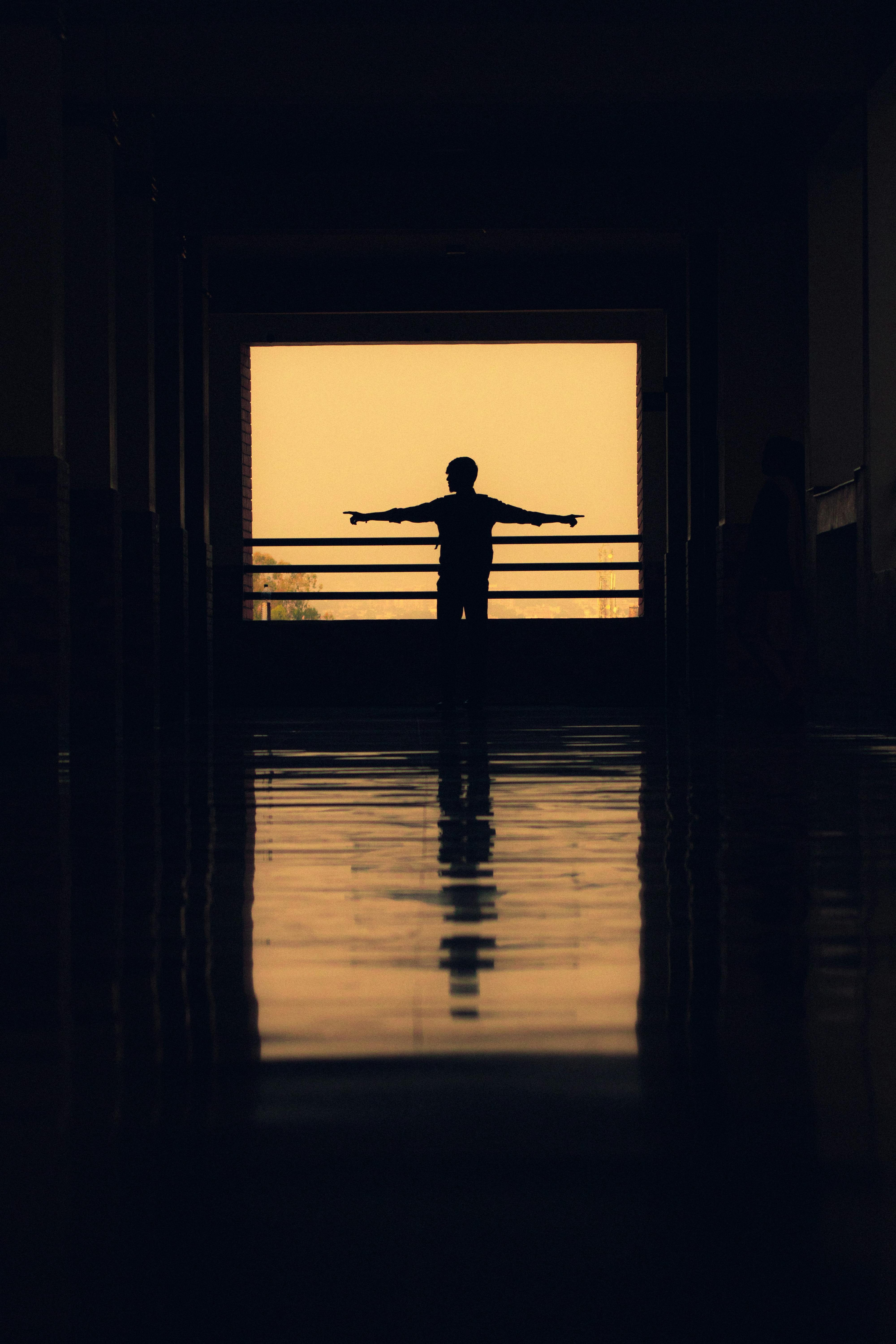 Foto profissional gratuita de armas, iluminado de volta, perspectiva, pessoa, reflexão, silhueta ...